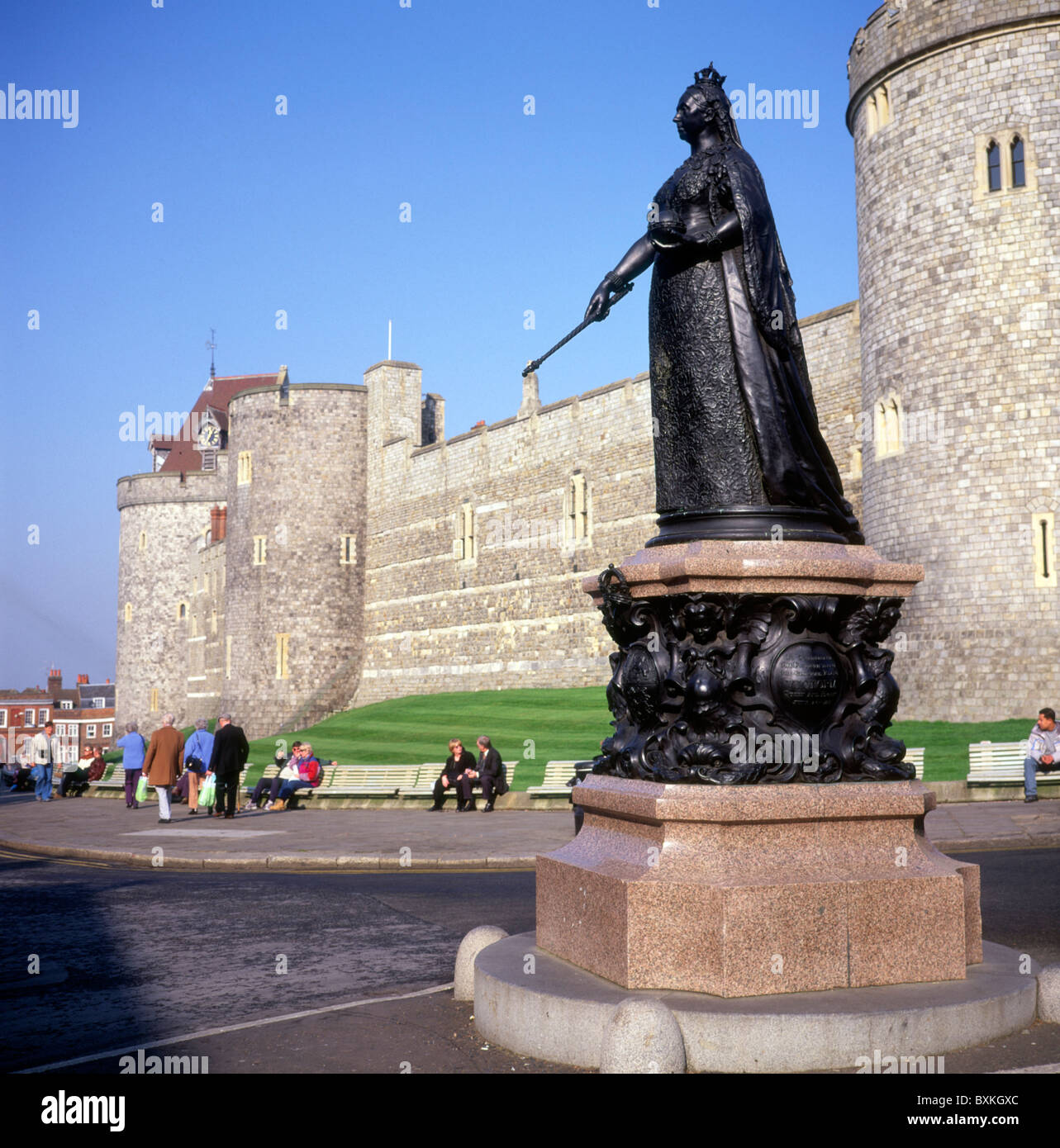 Statue Queen Victoria Windsor castle England Stock Photo - Alamy