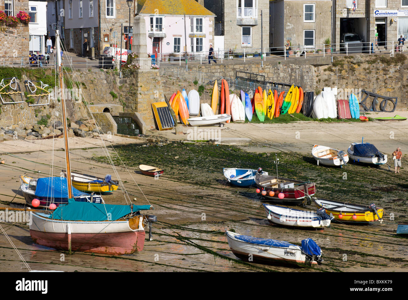 Mousehole harbour boats cornwall hi-res stock photography and images ...