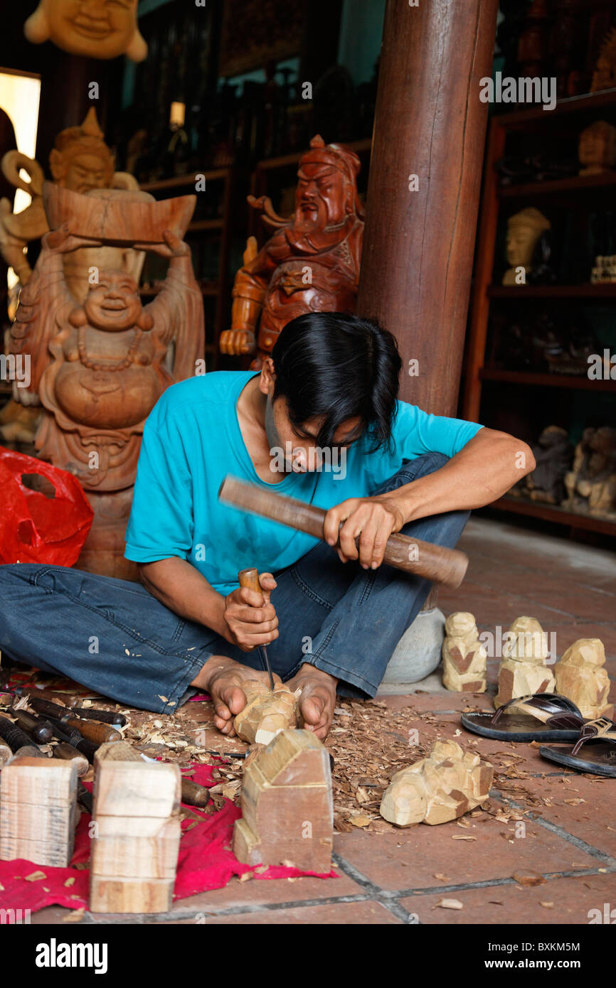 Craftsman carving a statue, Hoi An, Annam, Vietnam Stock Photo - Alamy