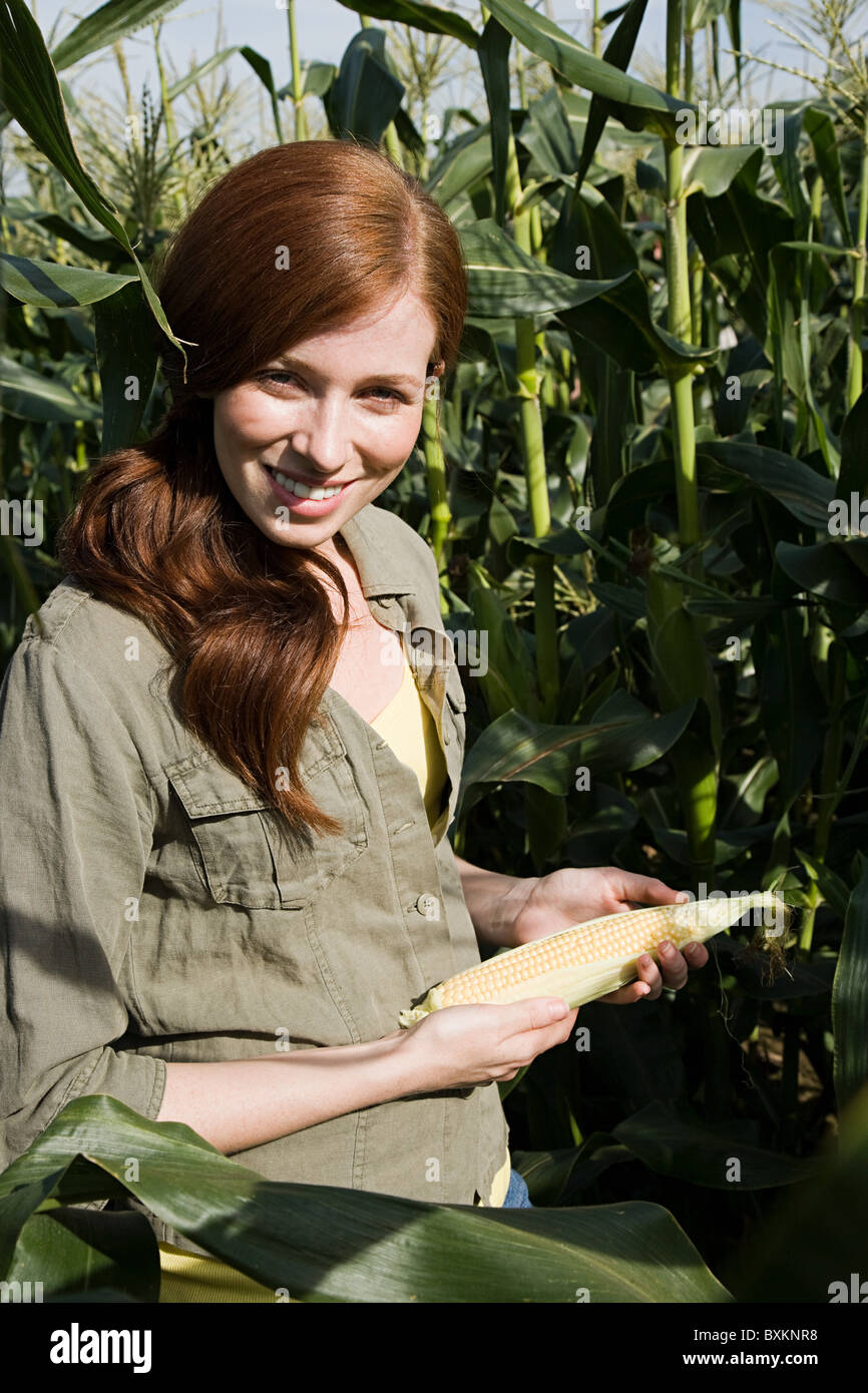 Young woman eating corn on the cob hi-res stock photography and images ...