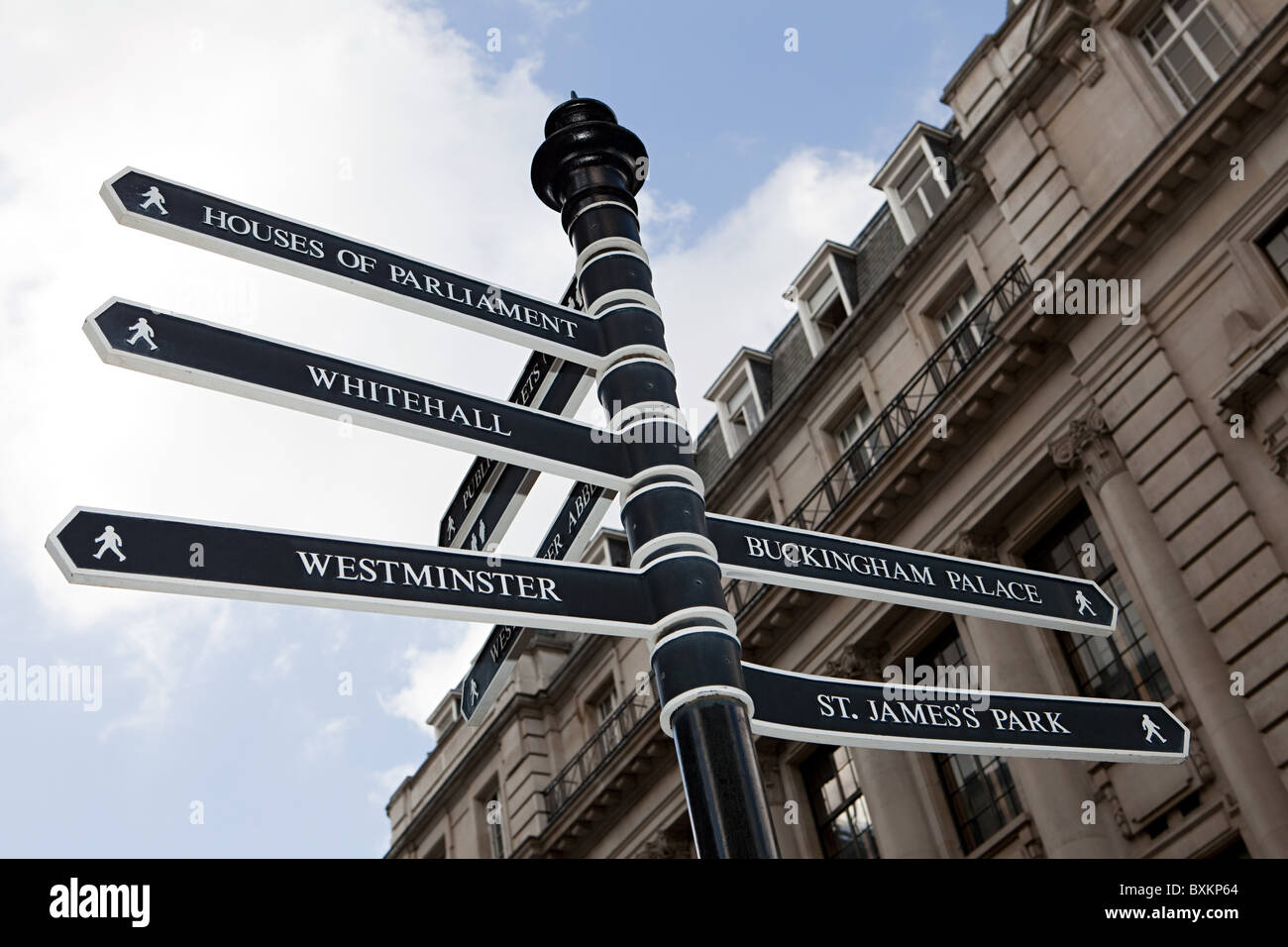 Buckingham palace direction sign hi-res stock photography and images ...