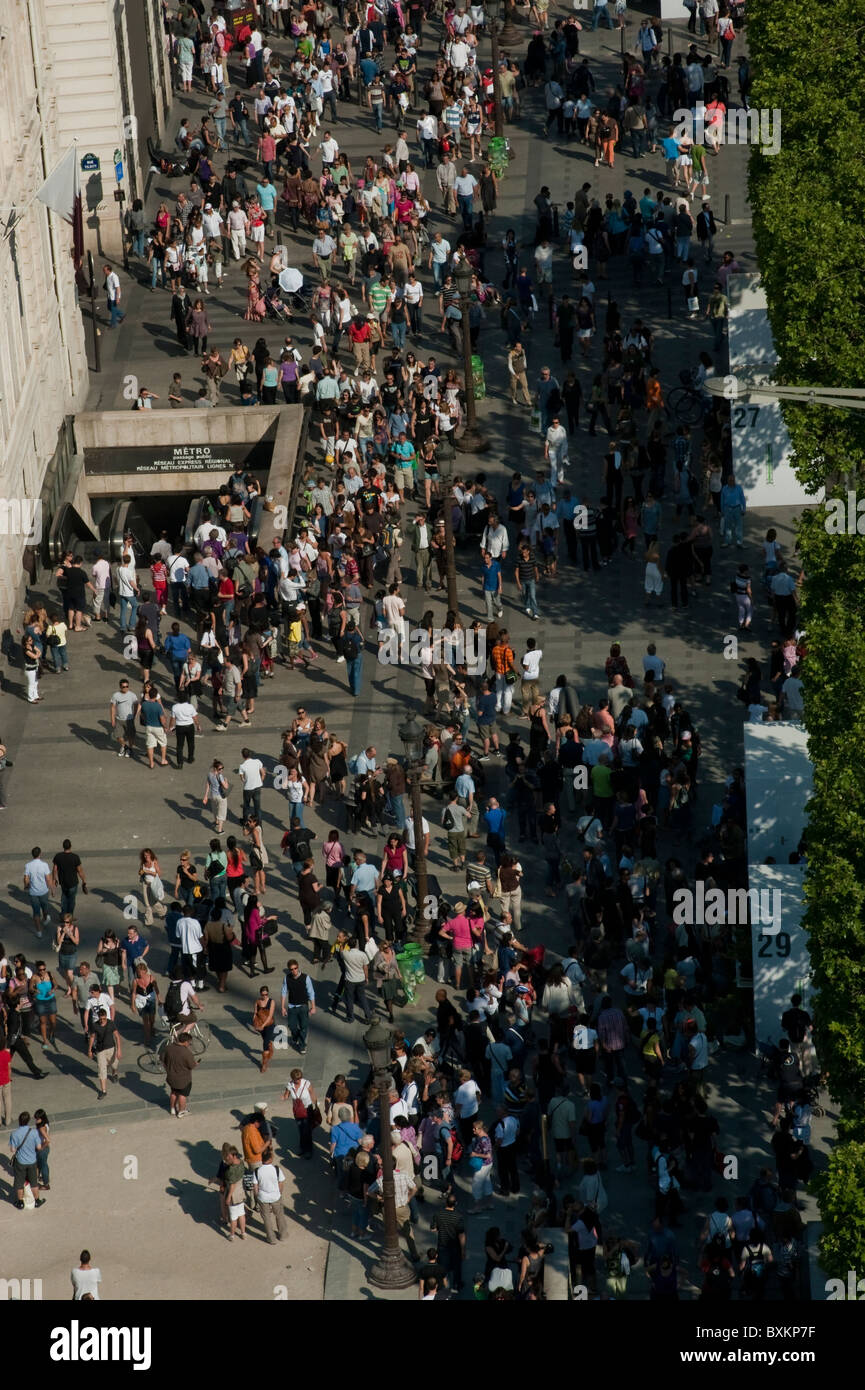 Europe crowds high street pedestrians people hi-res stock photography ...