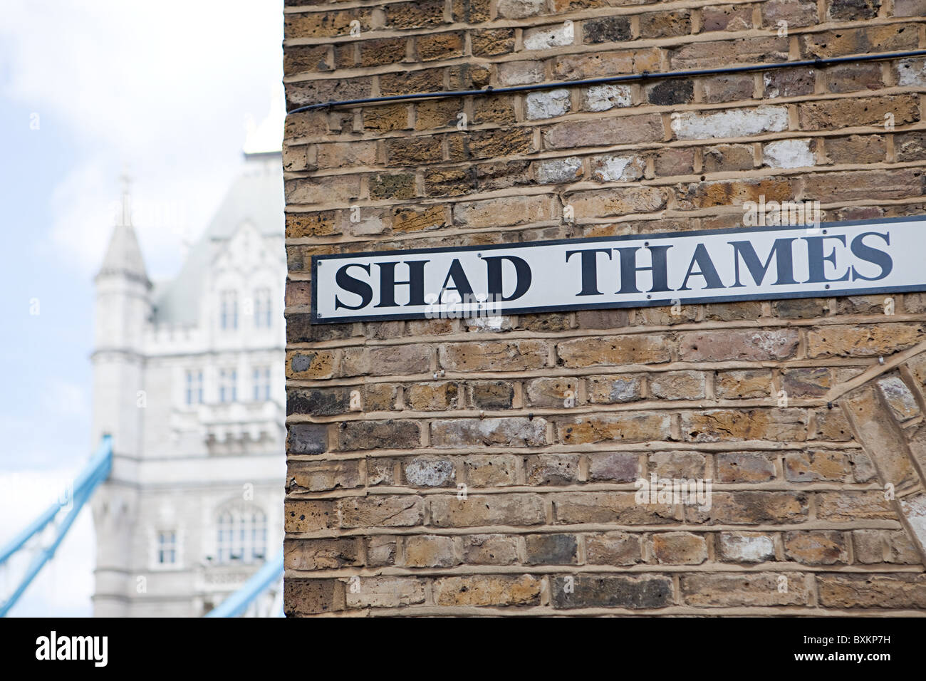 Shad thames sign and tower bridge hi-res stock photography and images ...