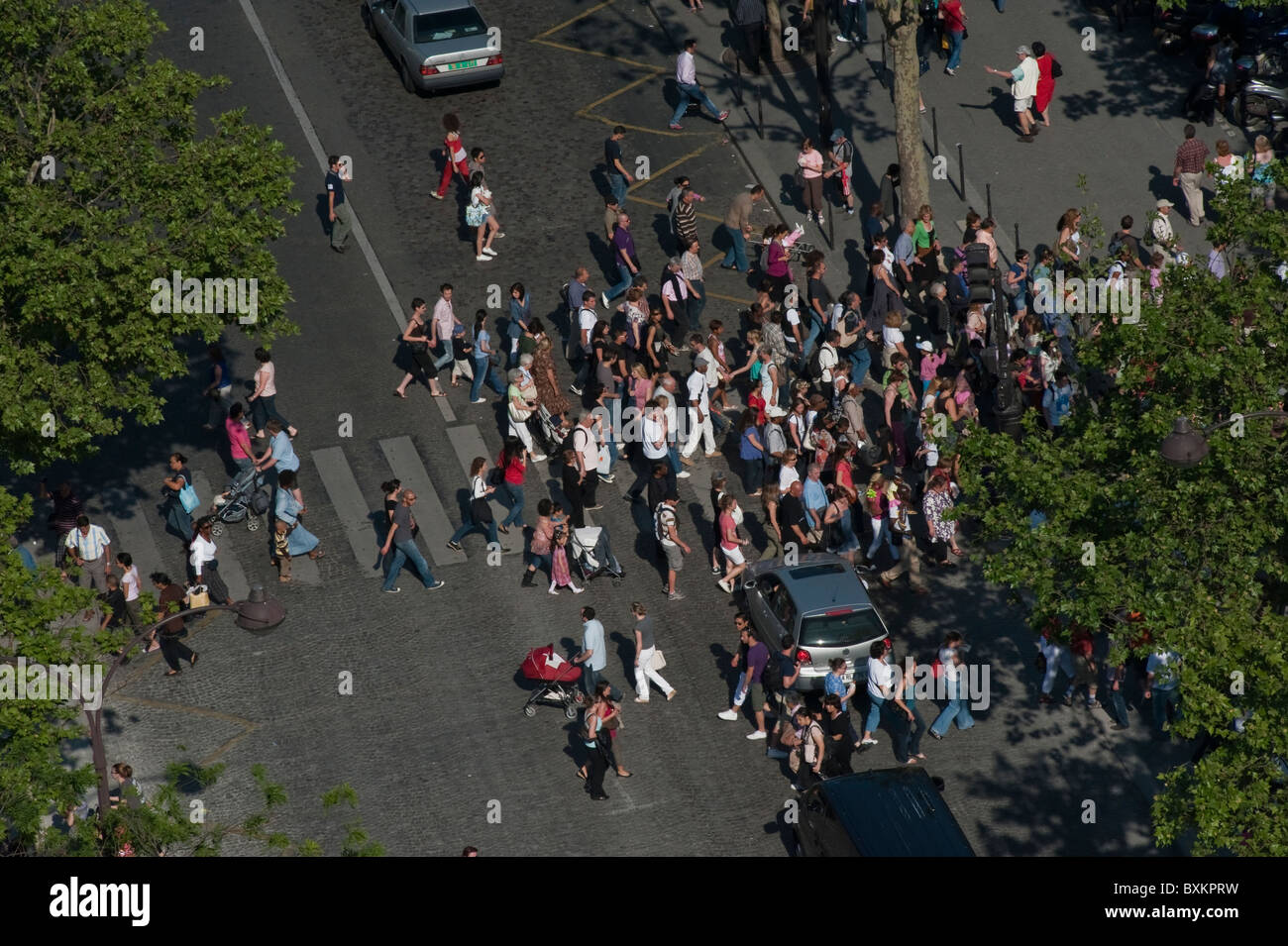 Overview crowds street paris hi-res stock photography and images - Alamy