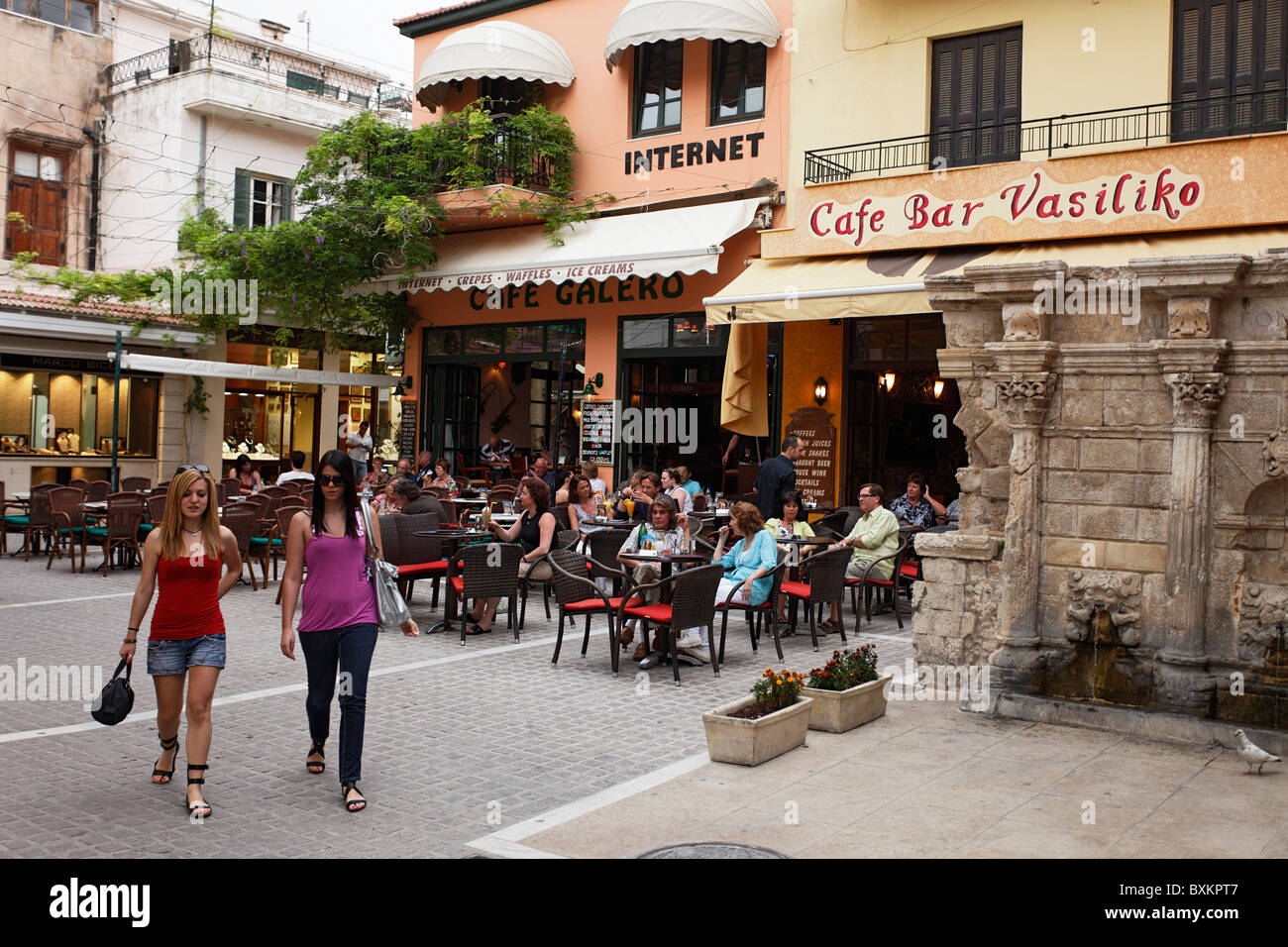 Pavement cafe, old town, Rethymnon, Crete, Greece Stock Photo - Alamy