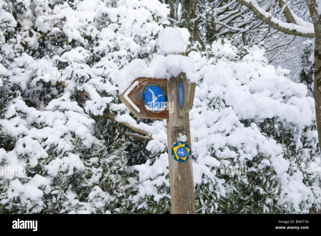 Isle of anglesey coastal path direction signs hi-res stock photography ...