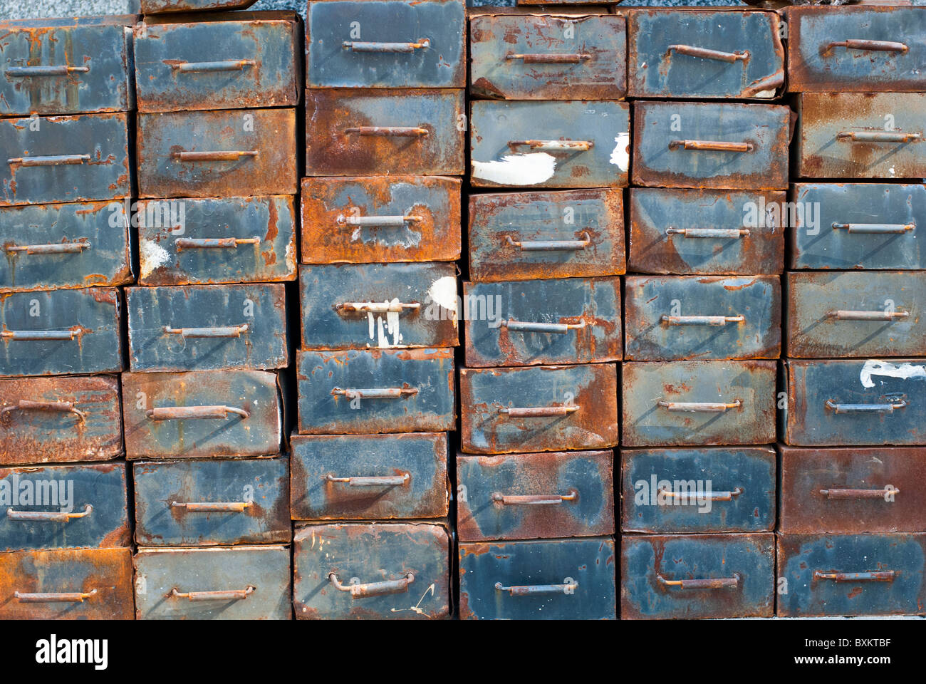 pile of heavy metal weights Stock Photo - Alamy