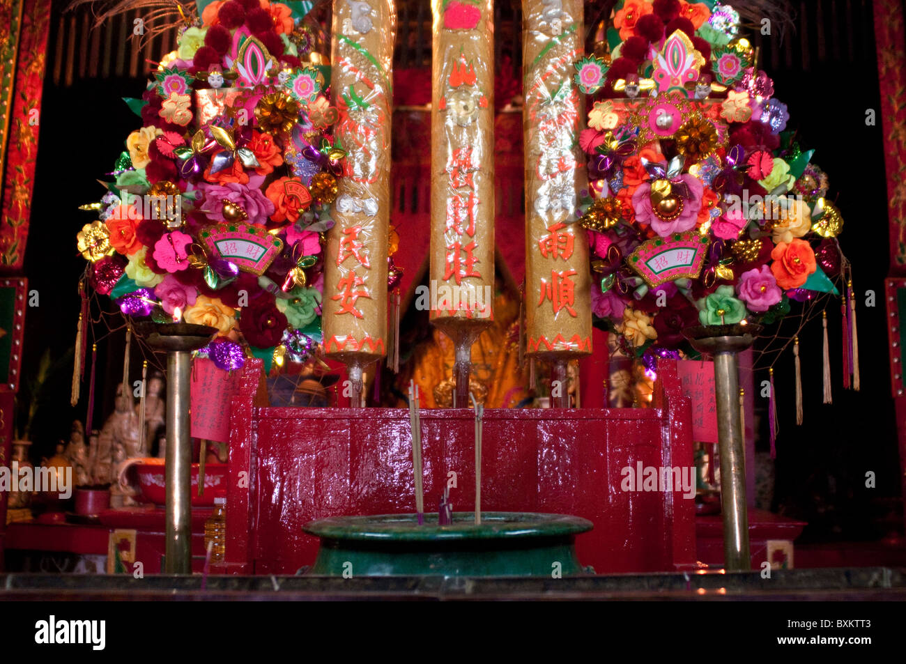 Chinese temple altar hi-res stock photography and images - Alamy