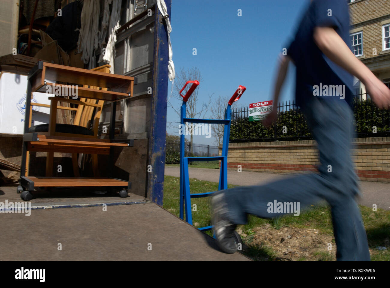 Person leaving home removal hi-res stock photography and images - Alamy
