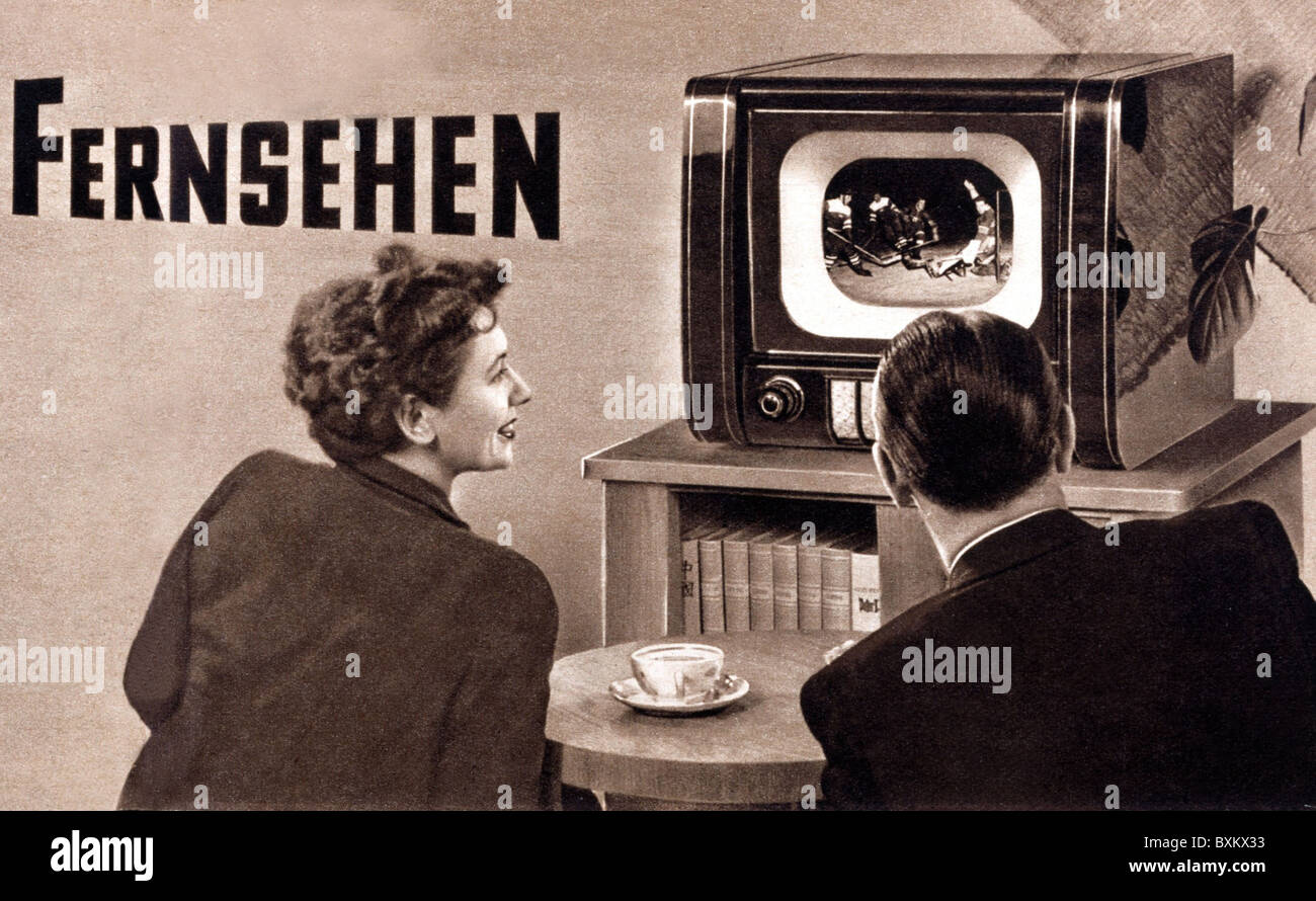 Tv viewer 1950s hi-res stock photography and images - Alamy