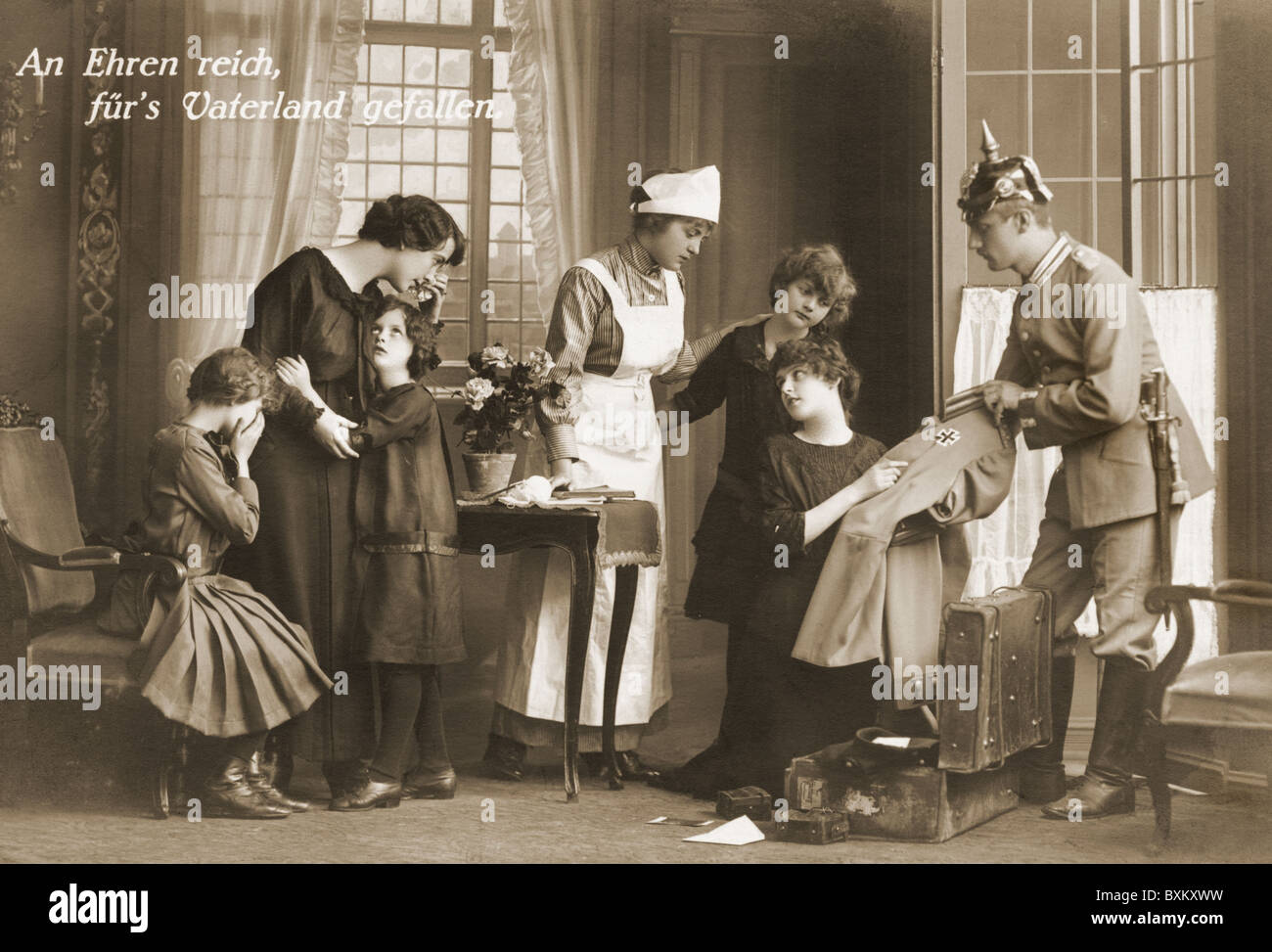 Children first world war uniform hi-res stock photography and images ...