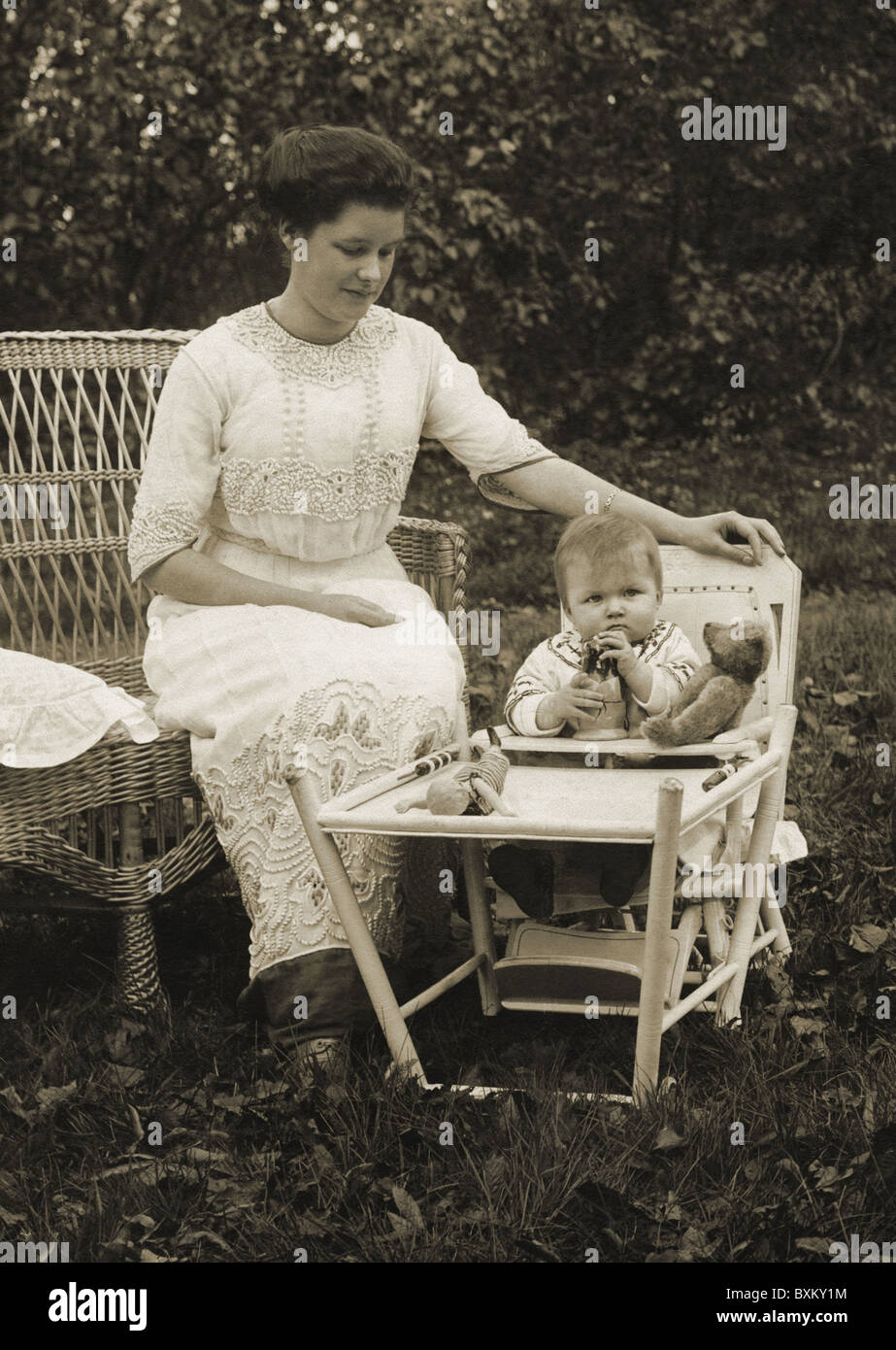 1910s woman with baby hi-res stock photography and images - Alamy