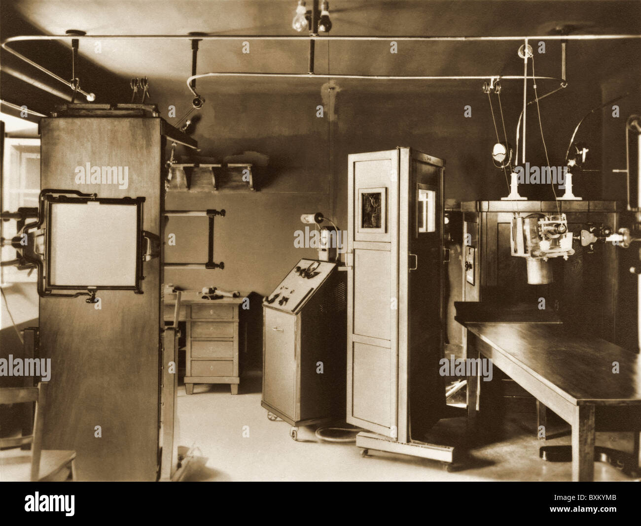 1920s operating room hi-res stock photography and images - Alamy