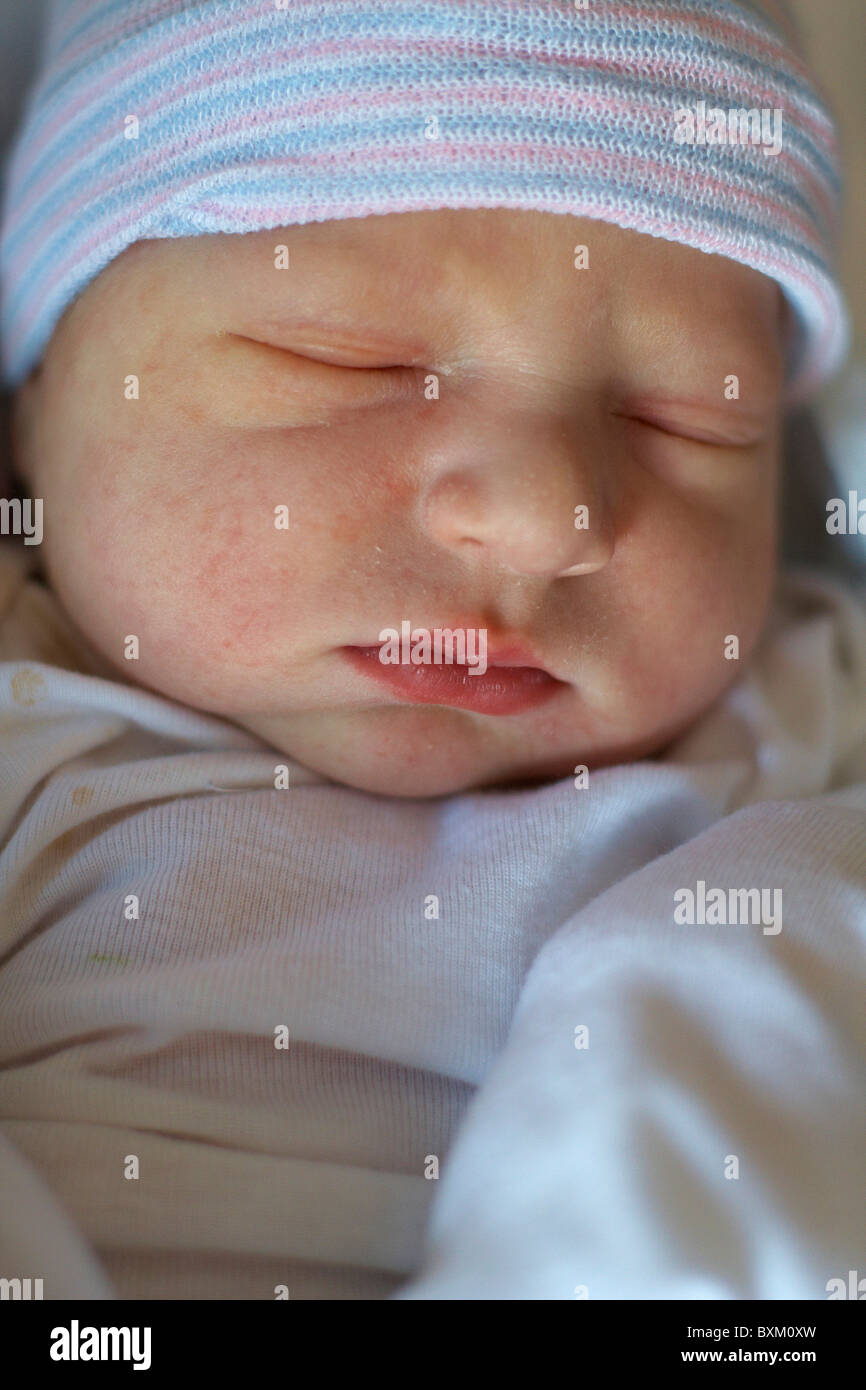 Newborn baby face Stock Photo - Alamy