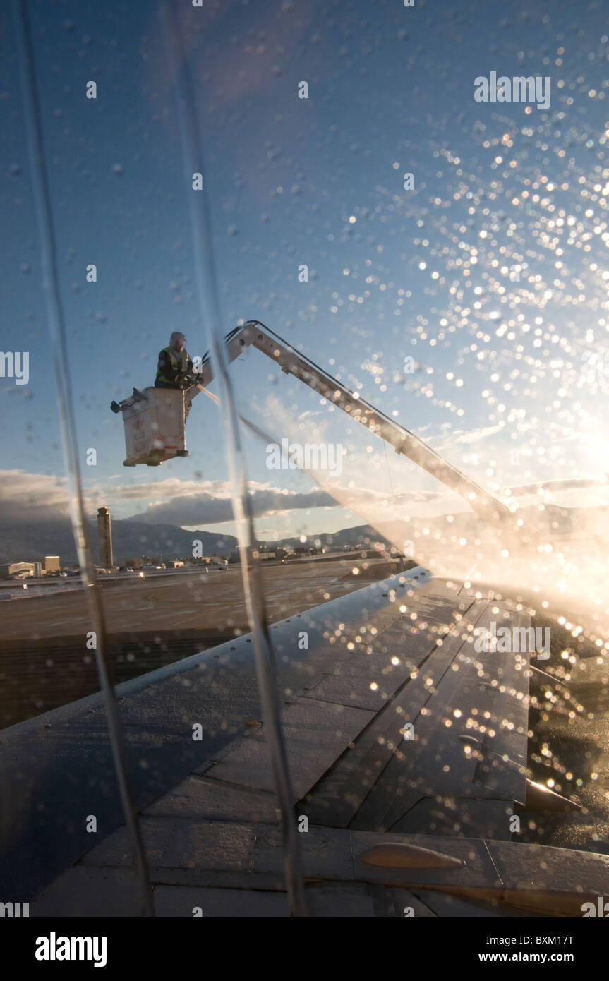 Aircraft de icing hi-res stock photography and images - Alamy