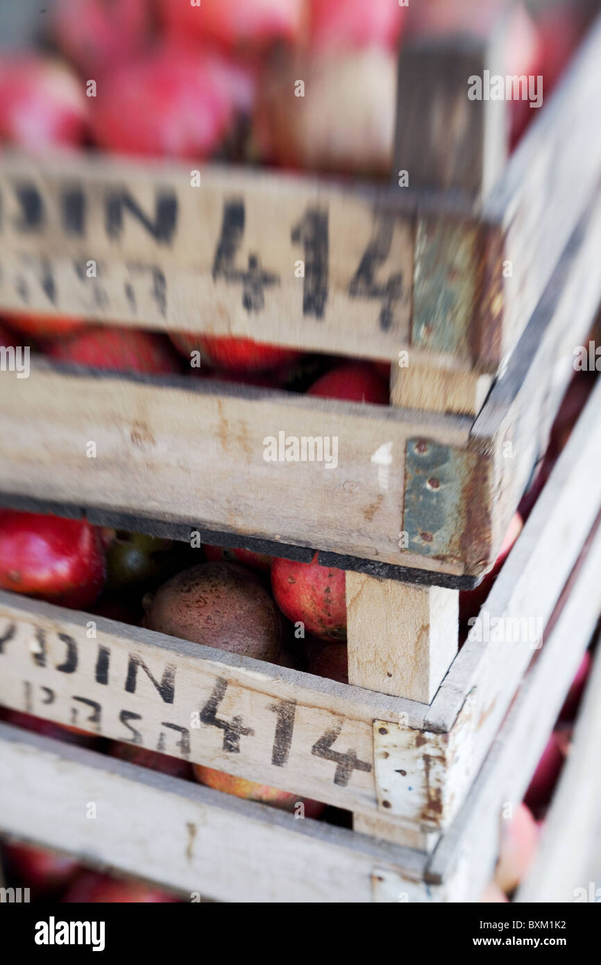 crate full of fresh apples Stock Photo - Alamy