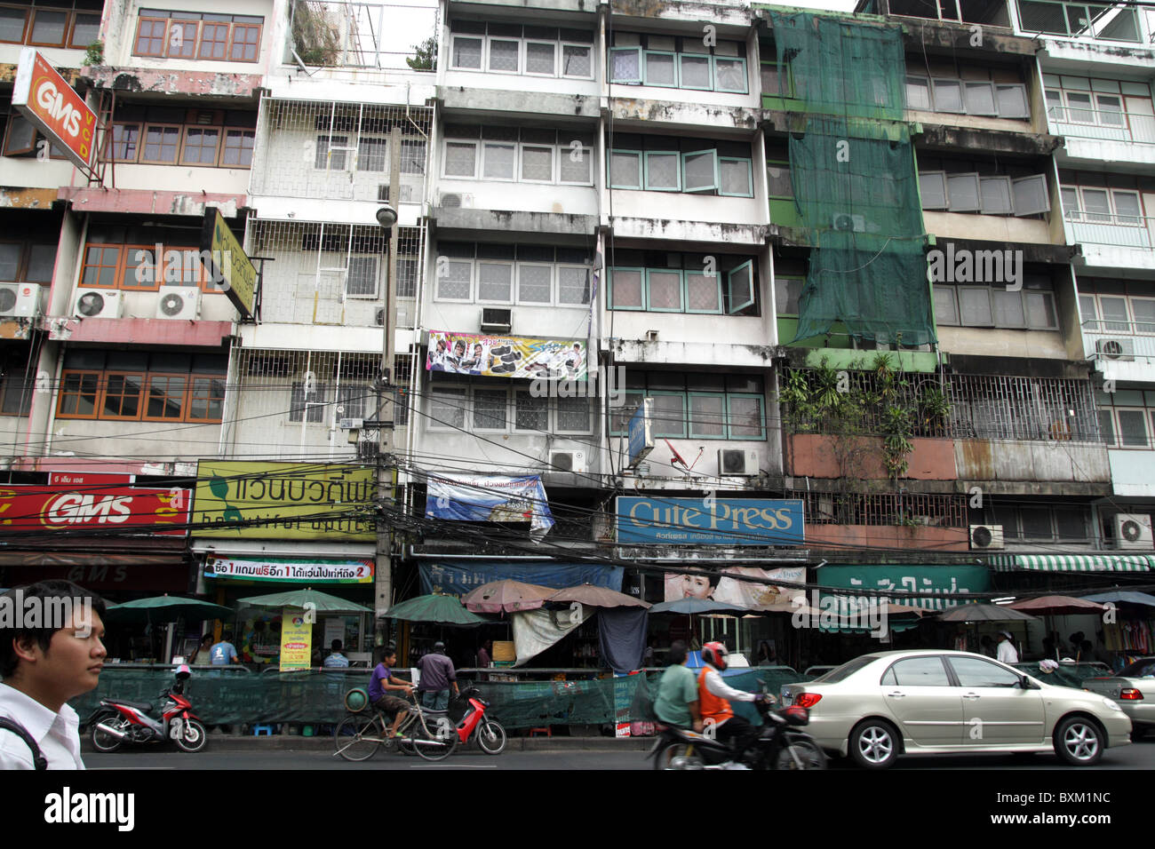 Building on the street in Bangkok Stock Photo - Alamy