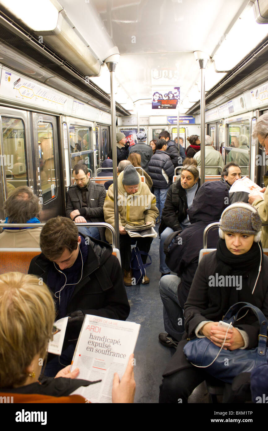 Passengers on the paris metro hi-res stock photography and images - Alamy
