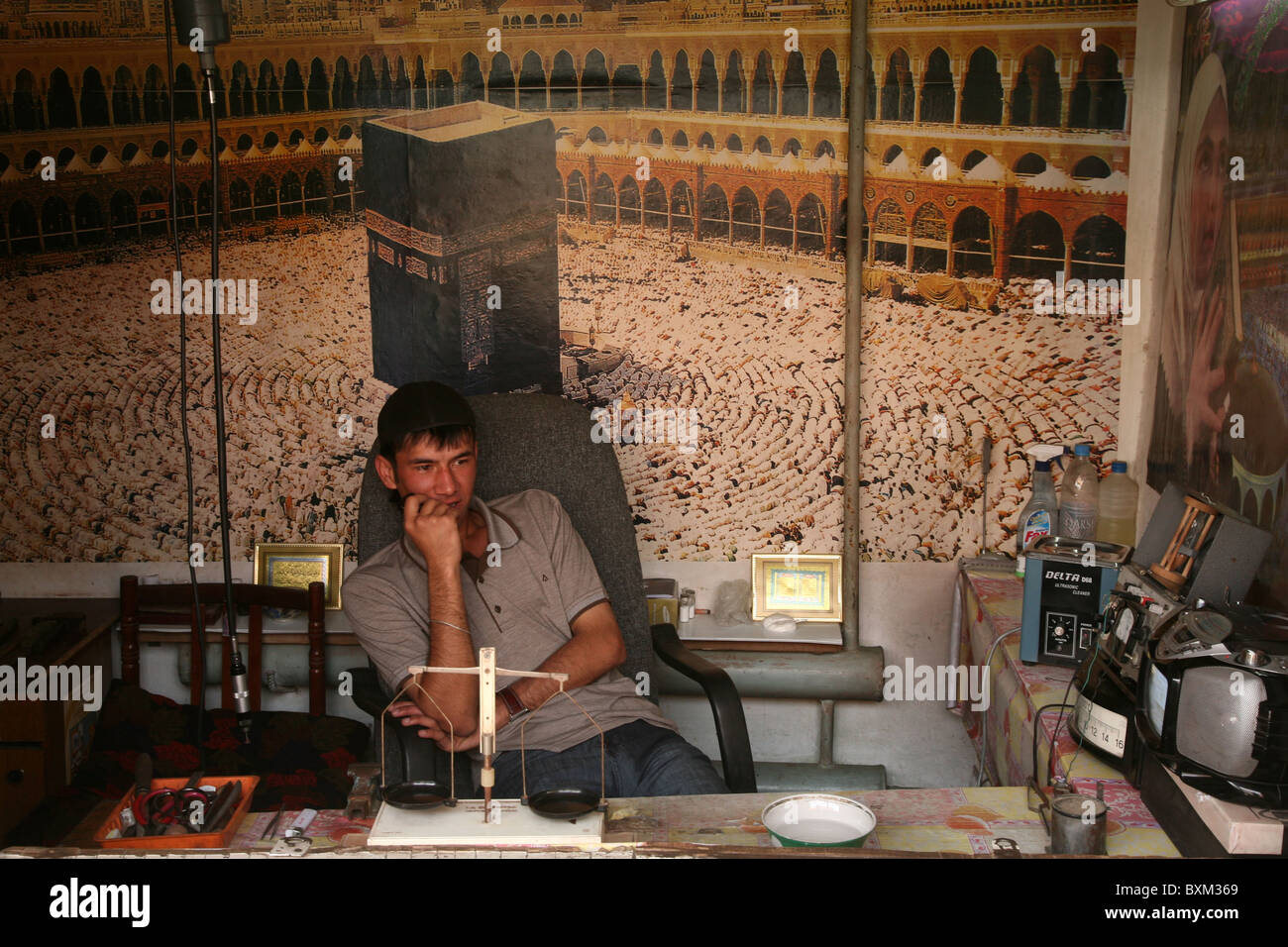 Jewellery store salesman hi-res stock photography and images - Alamy