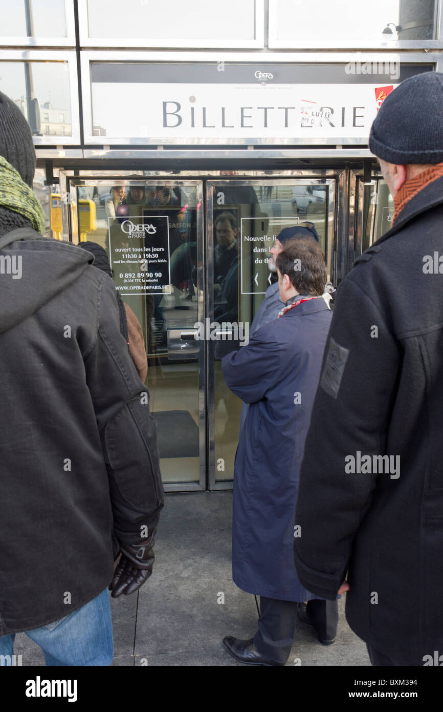 patrons in line for tickets, l'Opéra Bastille (Bastille Opera), Paris ...