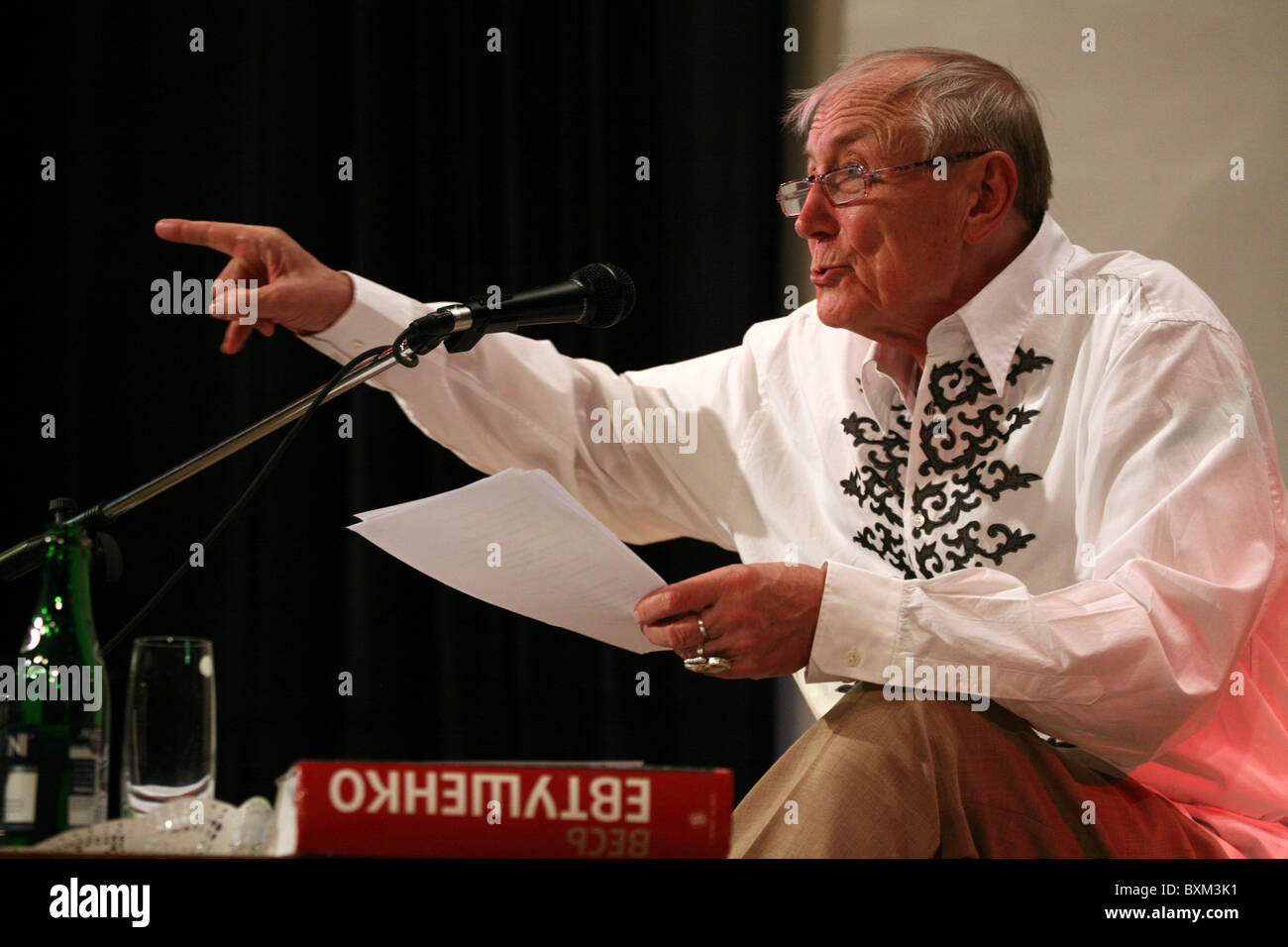 Soviet and Russian poet Yevgeny Yevtushenko performs in the Russian ...