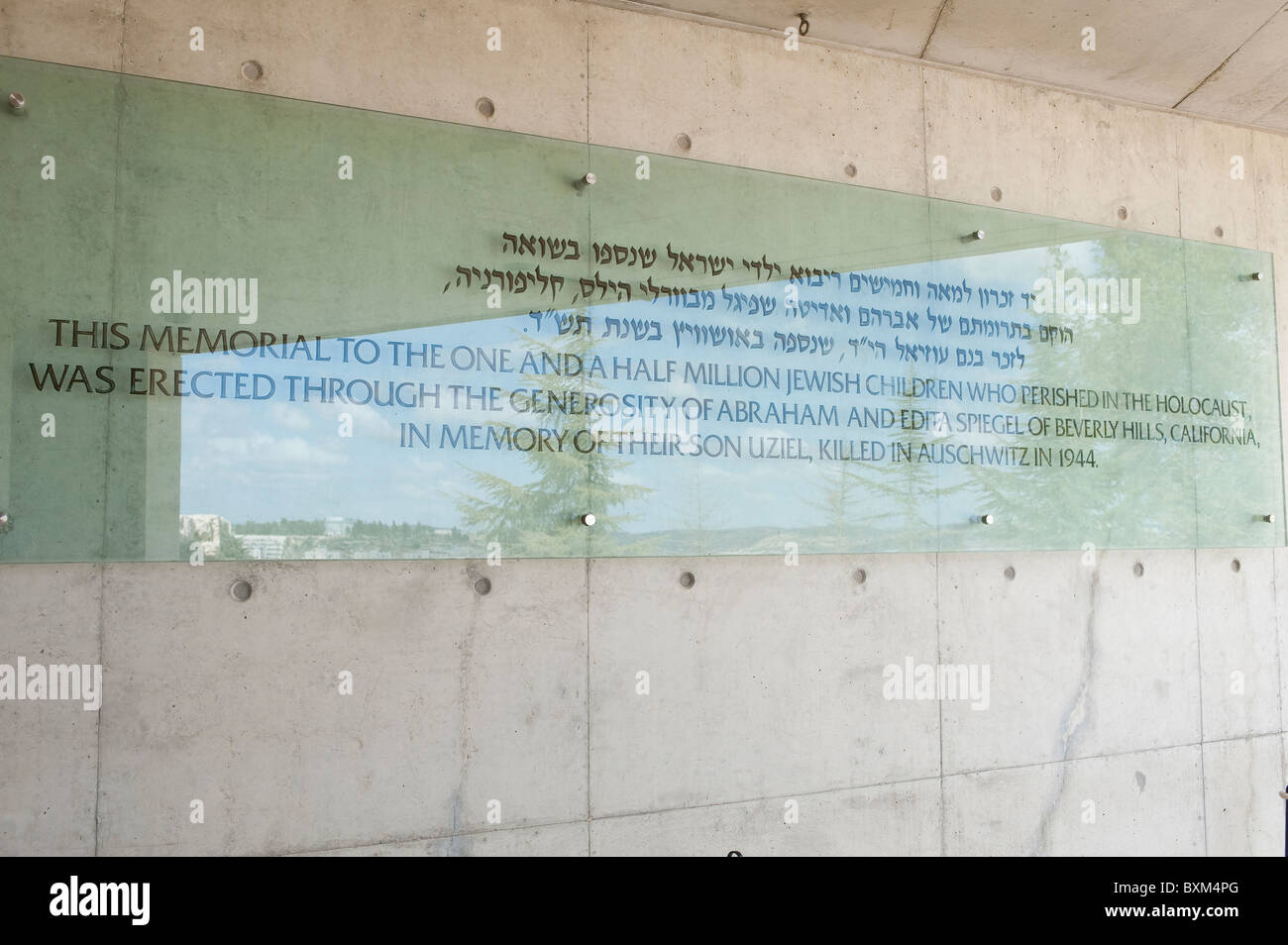 Remembrance holocaust memorial plaque hi-res stock photography and ...