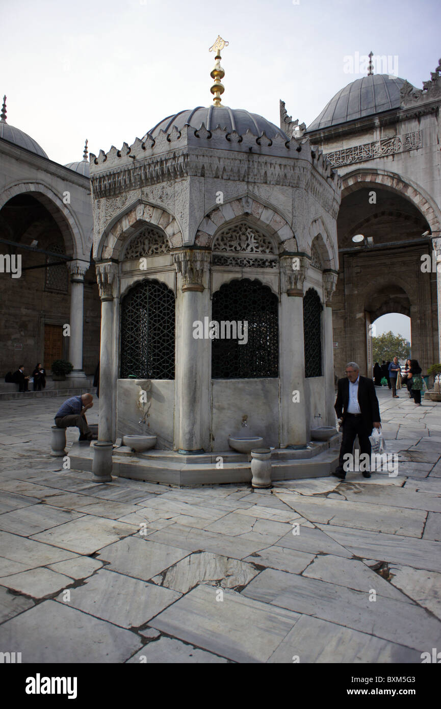 The courtyard sadirvan (ablution fountain) in the New Mosque (aka Yeni ...