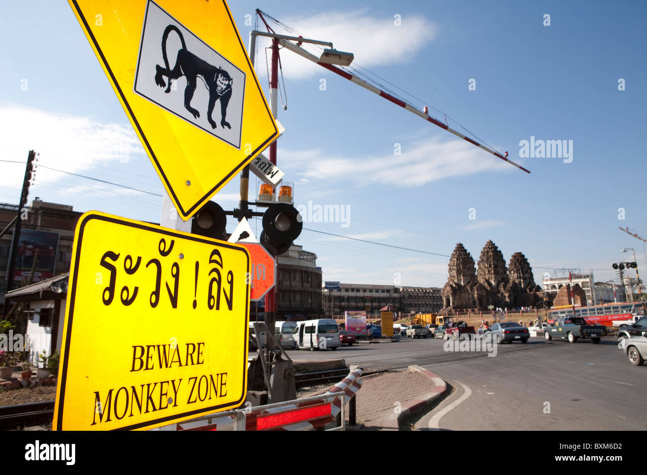 Monkey crossing sign hi-res stock photography and images - Alamy