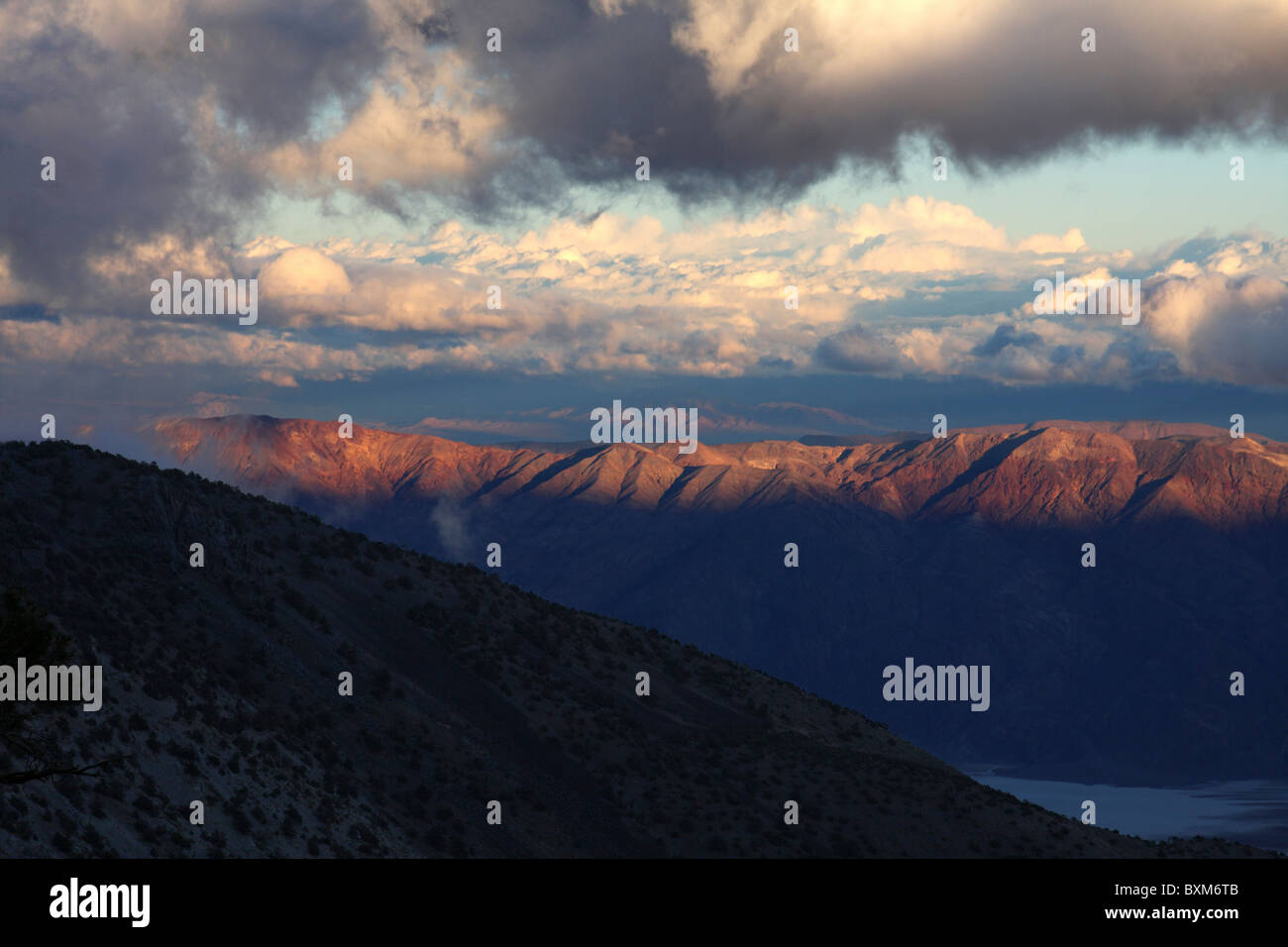The last of the day's light touches the peaks of the Amargosa Range in ...