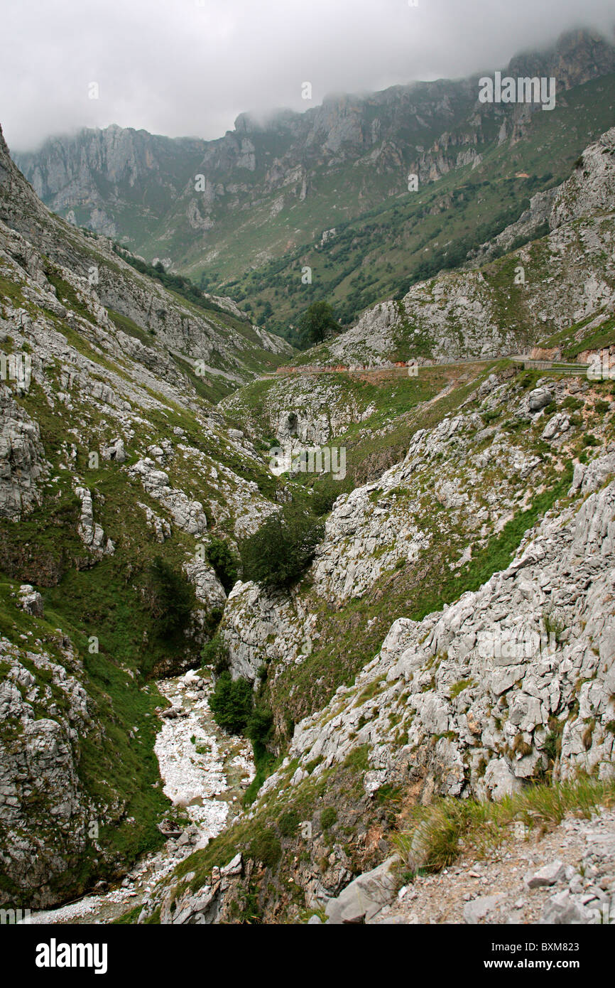 Limestone valley hi-res stock photography and images - Alamy