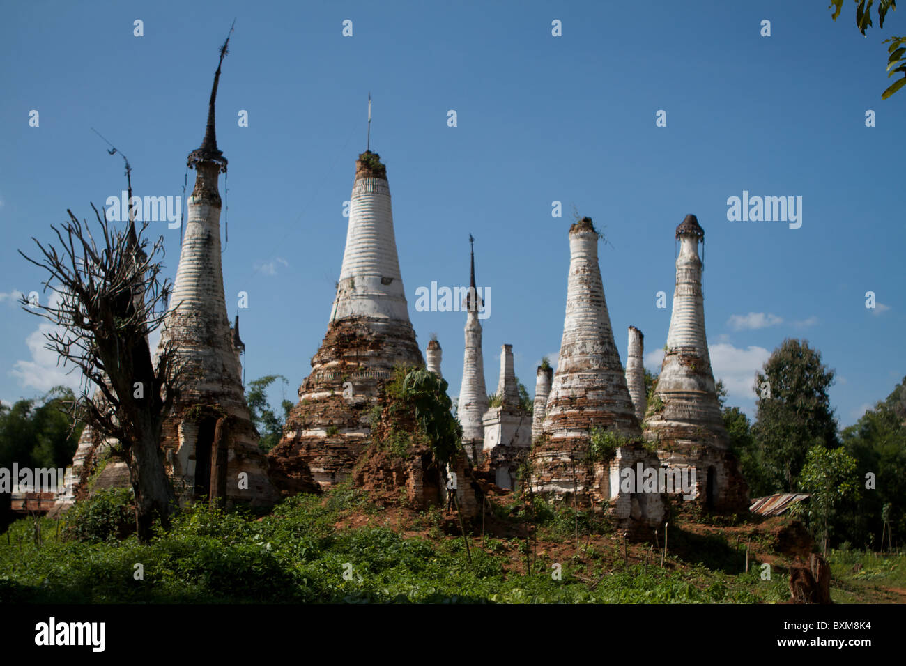 Nyaung ohak stupas, inle lake Stock Photo - Alamy