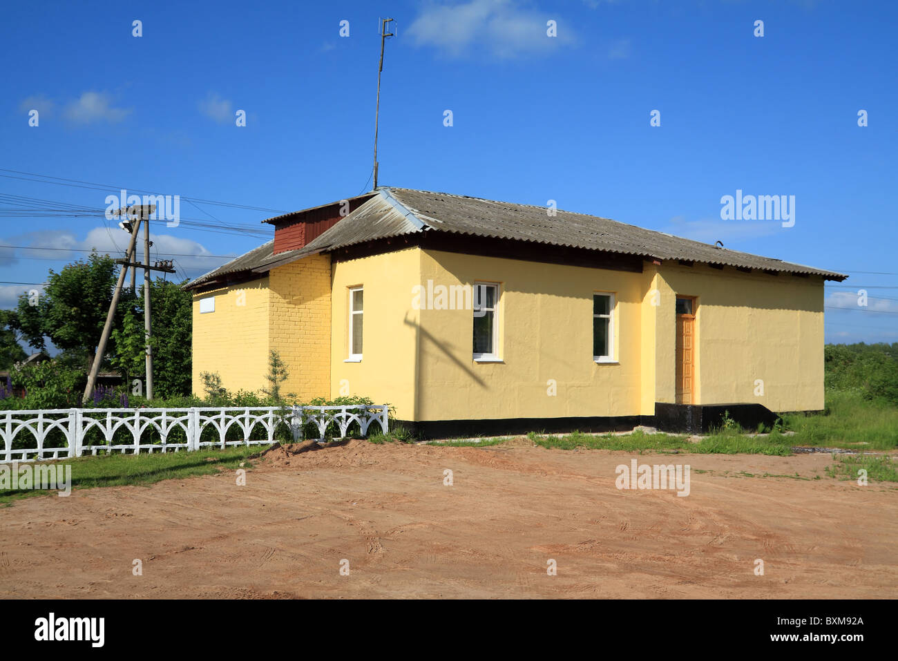 Yellow station building hi-res stock photography and images - Alamy