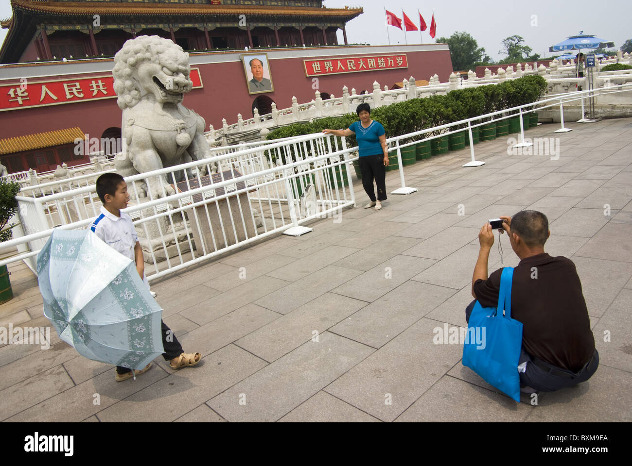 chinese family taking portraits in front of mao zedong (mao tse tung ...