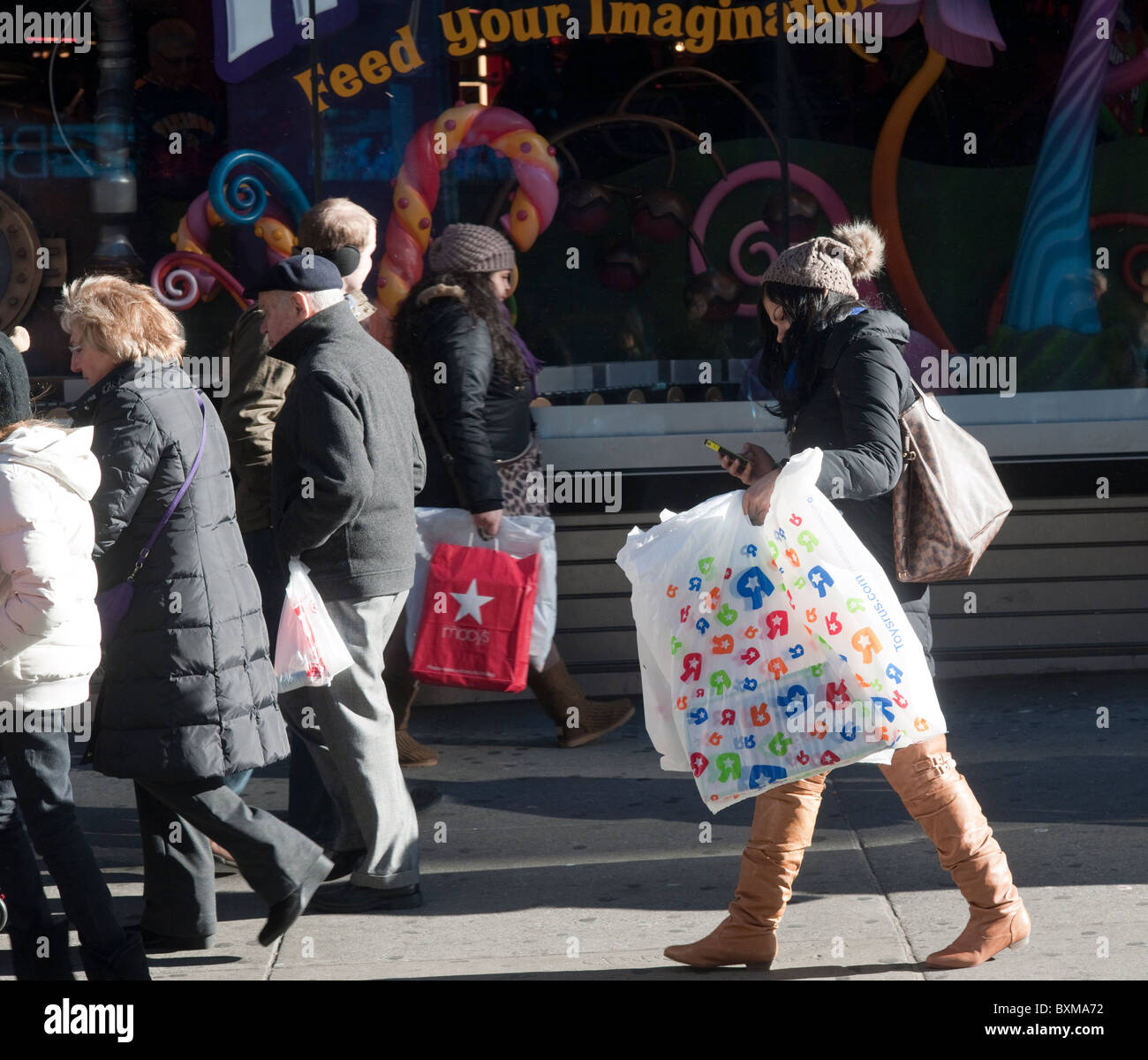 Shoppers in Times Square in New York Stock Photo - Alamy