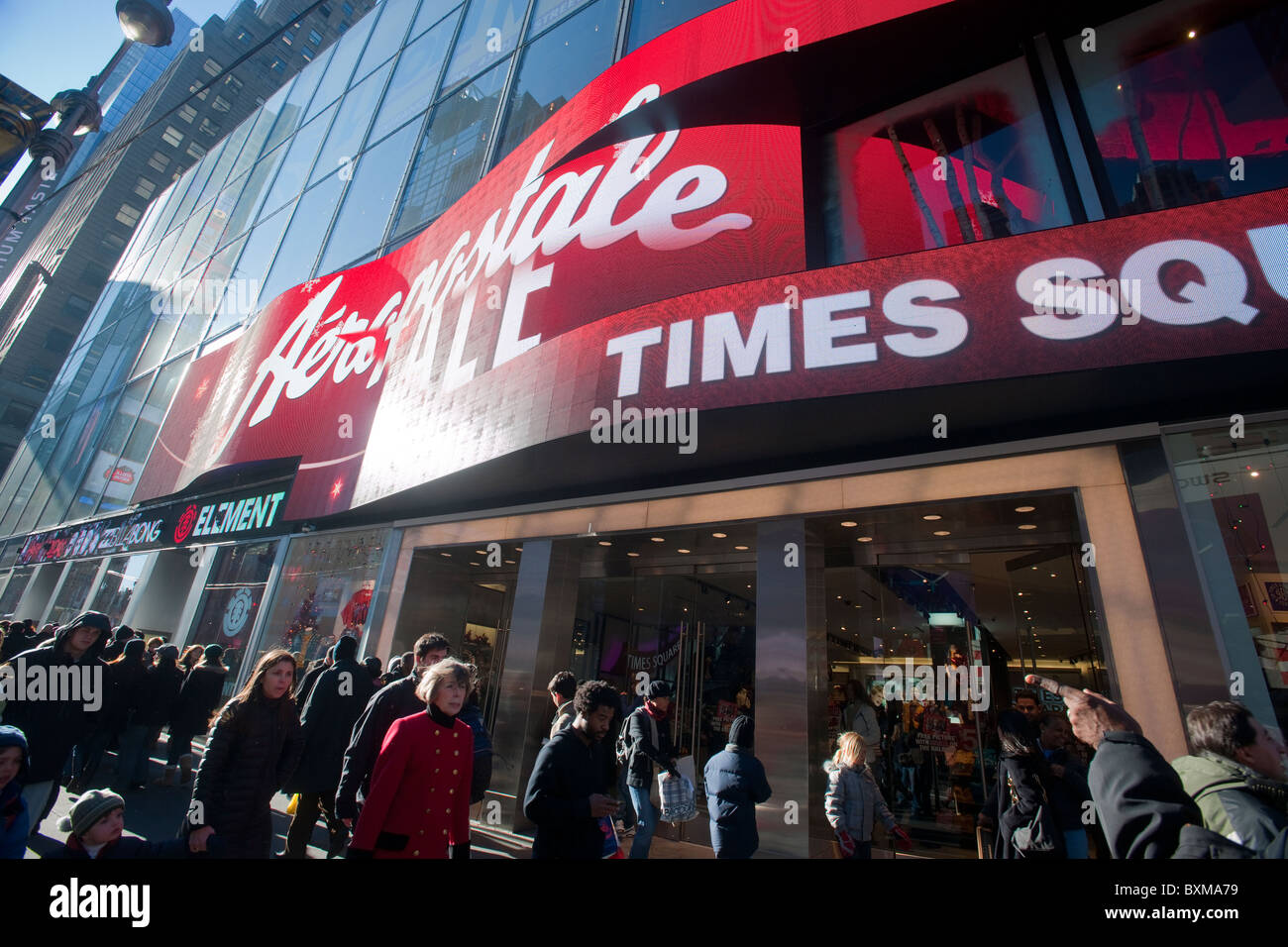 Shoppers in Times Square in New York Stock Photo - Alamy