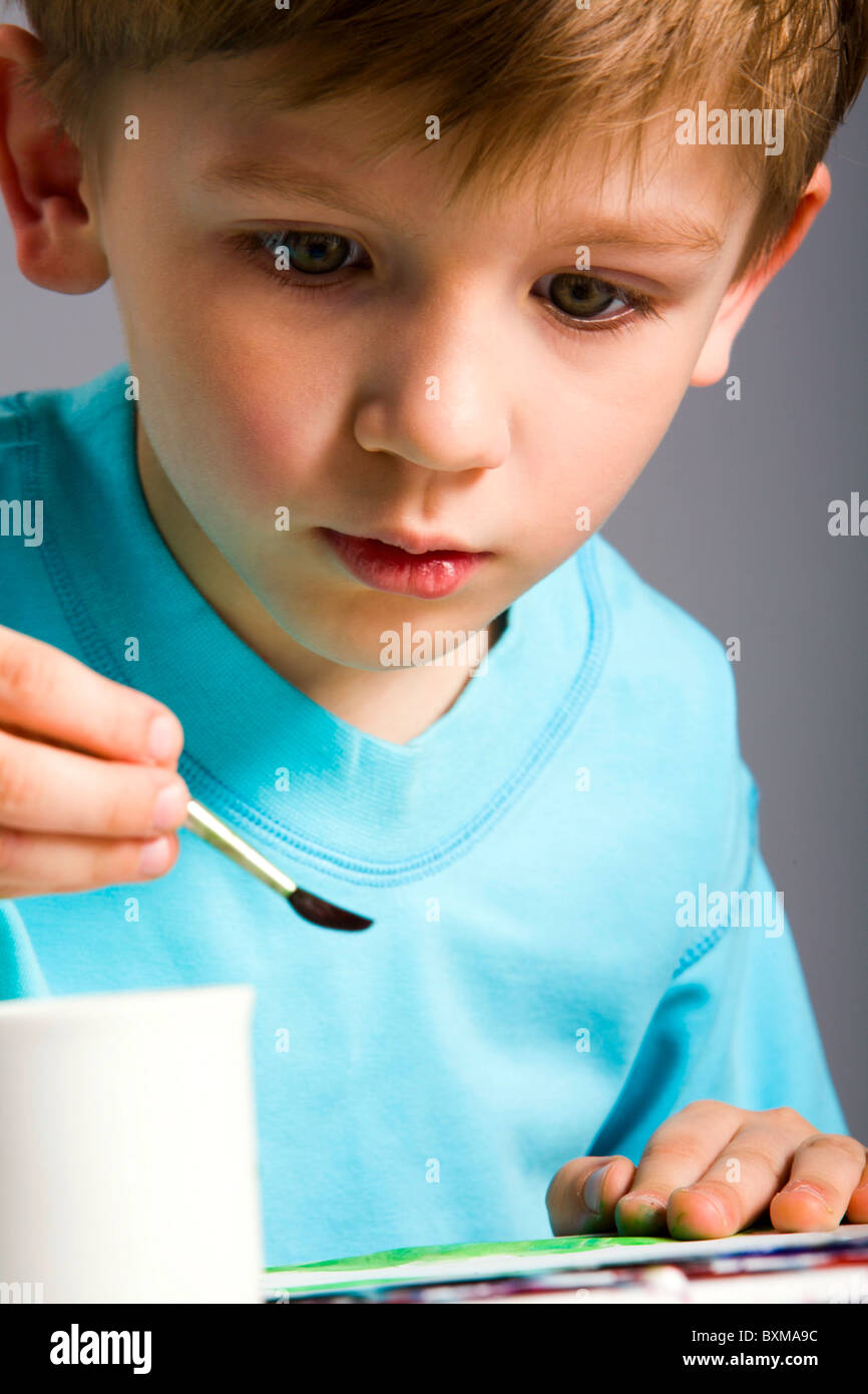 Portrait of smart little boy drawing a picture Stock Photo - Alamy