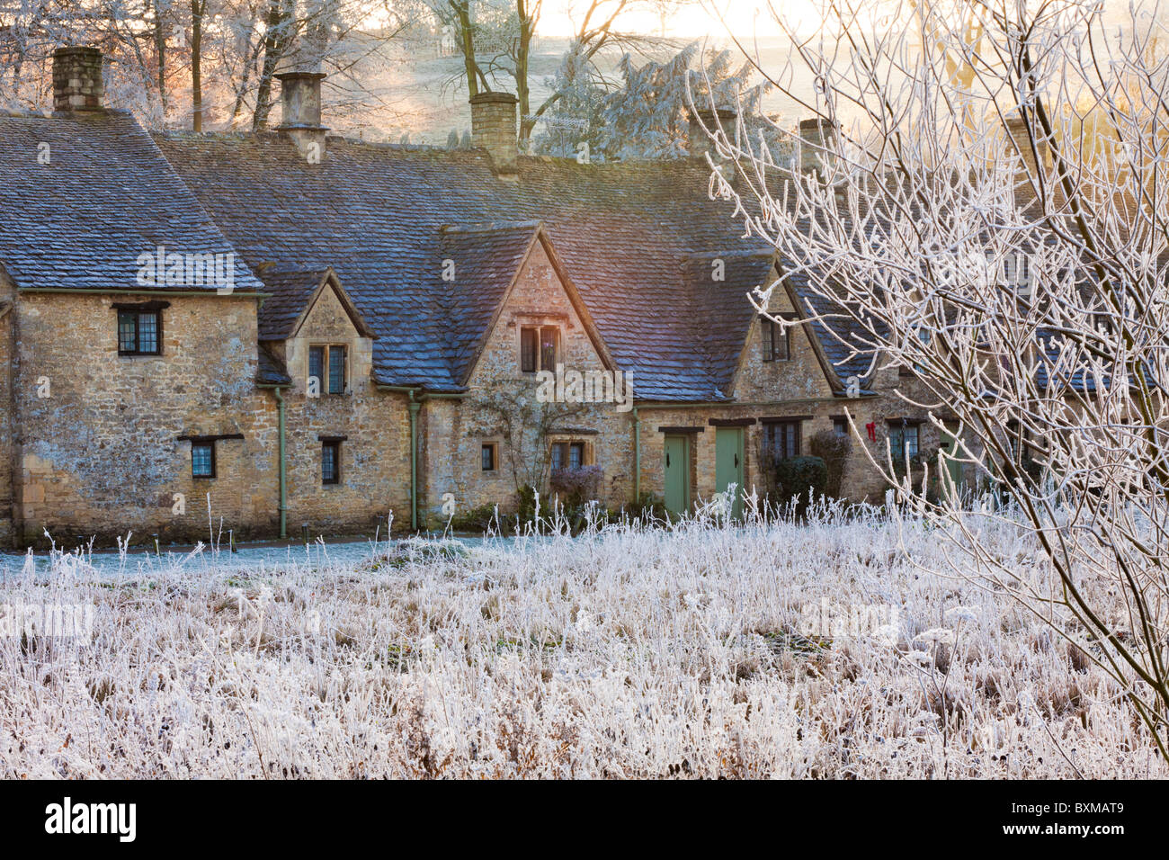 Uk cottages in frost hi-res stock photography and images - Alamy