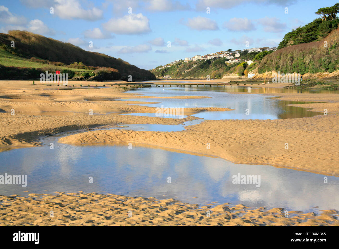 THE VIEW DOWN NEWQUAY GANNEL ESTUARY TOWARDS THE LOWER FOOTBRIDGE Stock ...