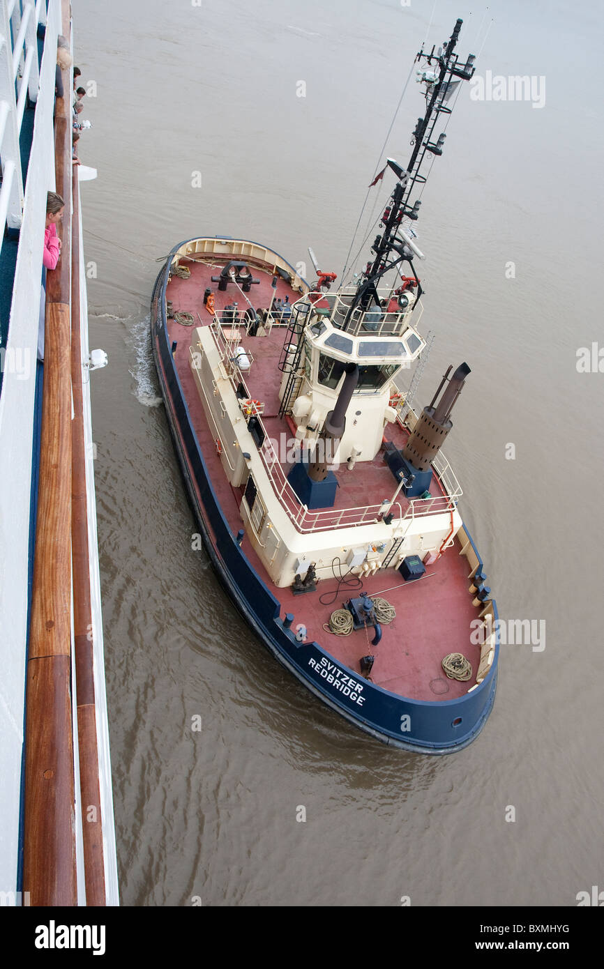 Svitzer tug assisting cruise ship on the Thames Stock Photo - Alamy