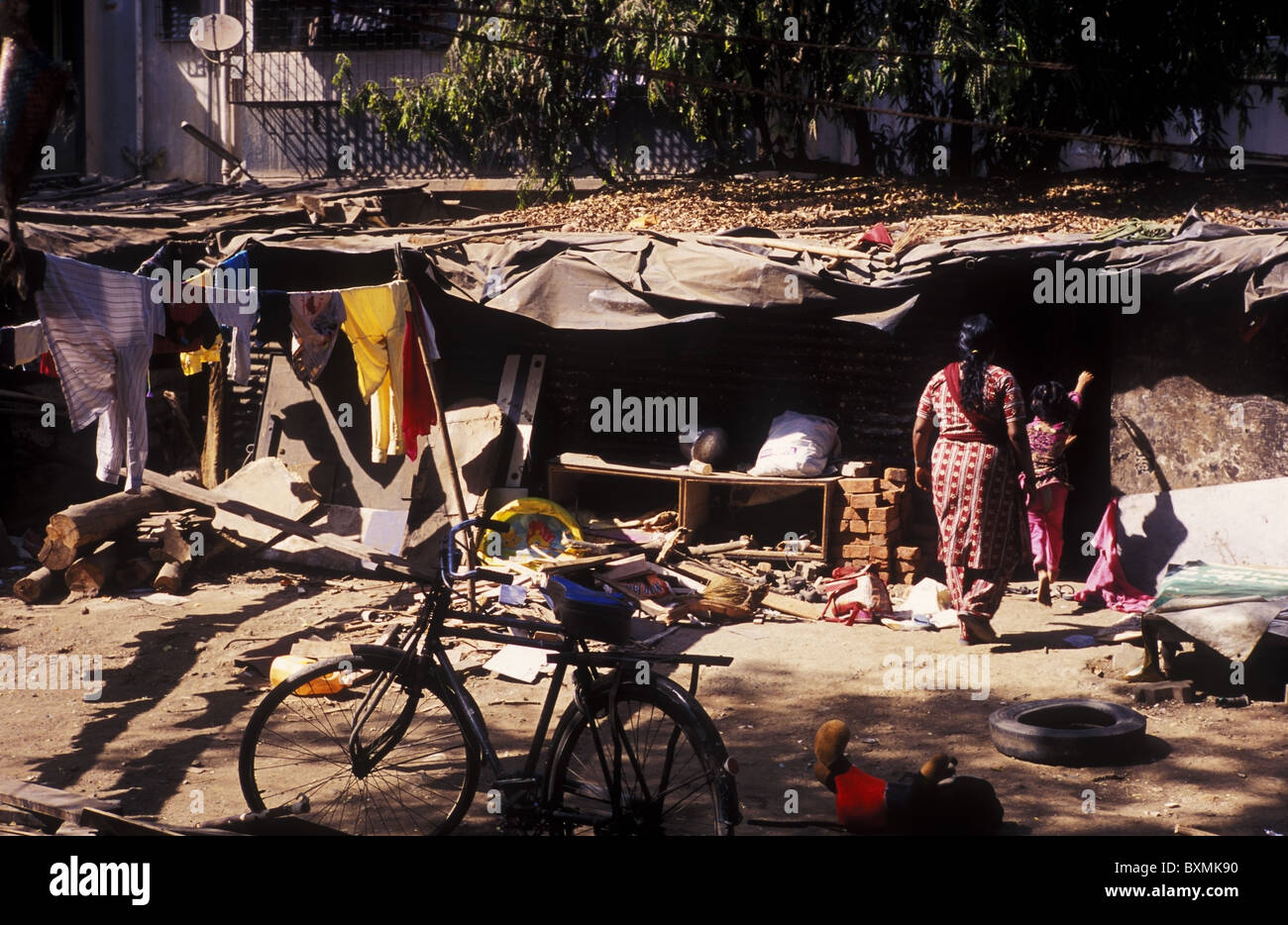 India slum shack hi-res stock photography and images - Alamy