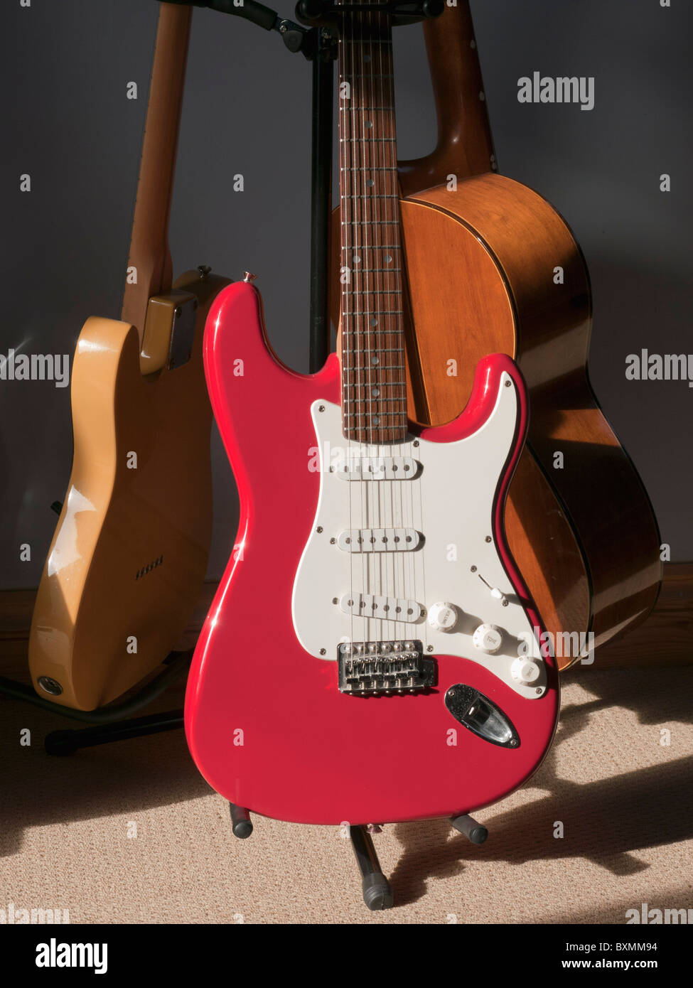 Red fender stratocaster hi-res stock photography and images - Alamy