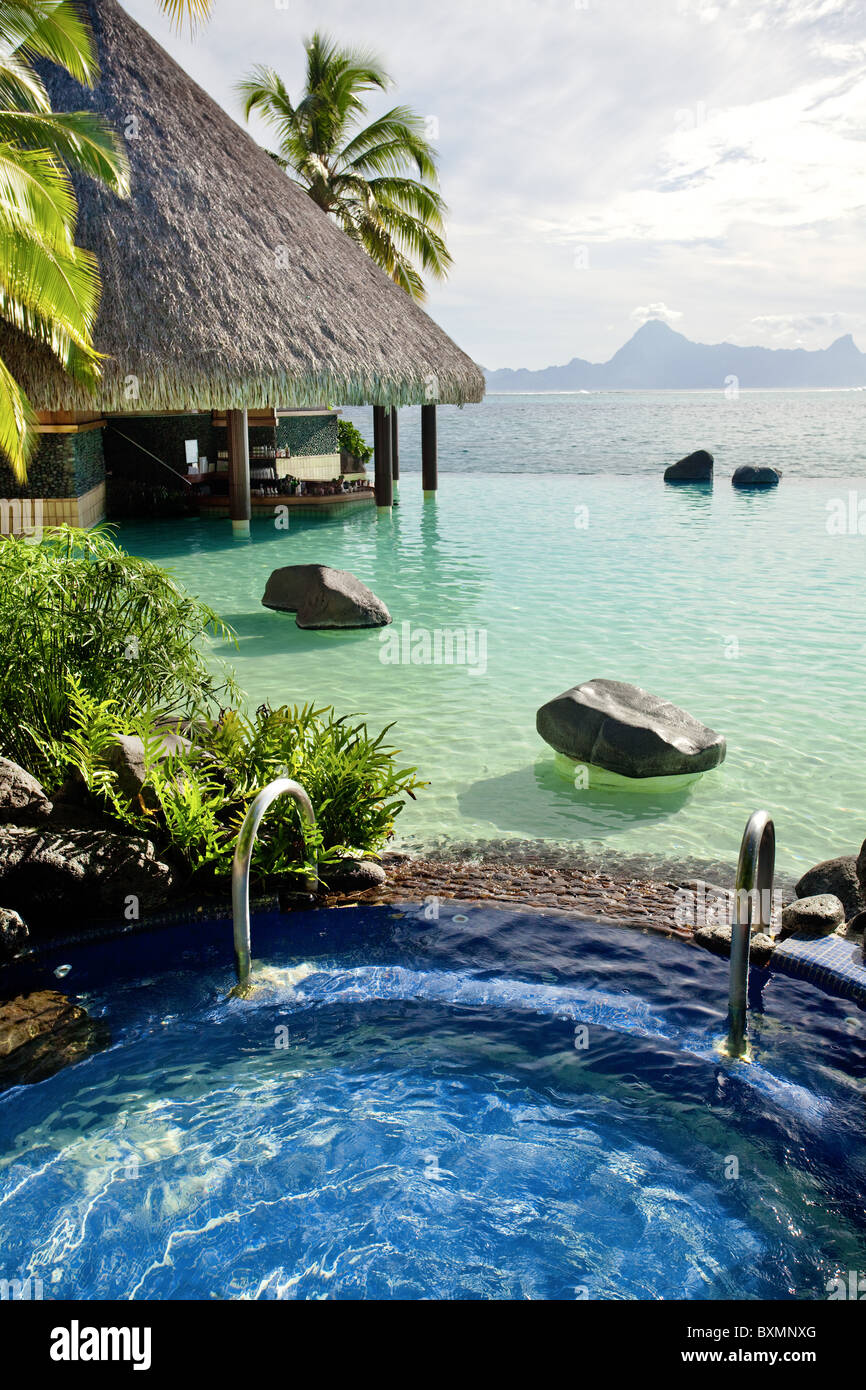 Large jacuzzi and infinity pool over tropical ocean Stock Photo - Alamy