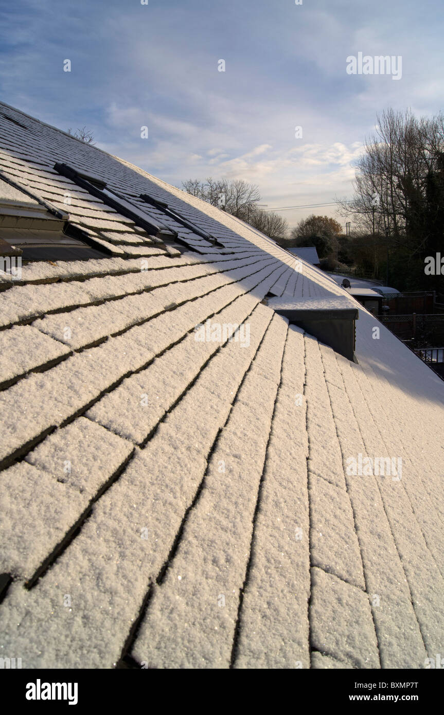 snow on roof of house Stock Photo - Alamy