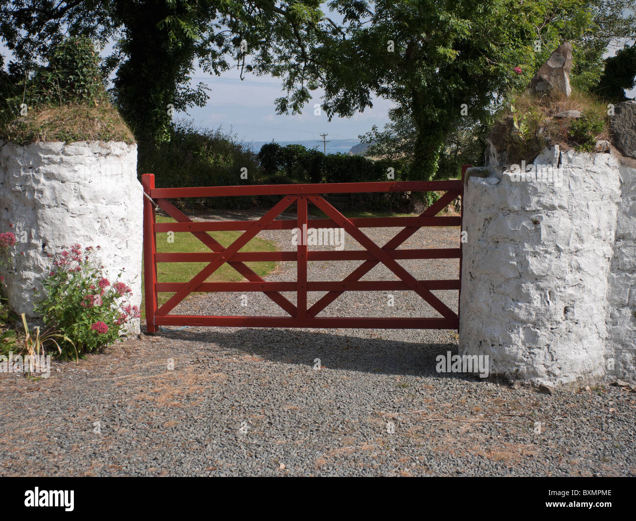 a gate in a wall Stock Photo - Alamy