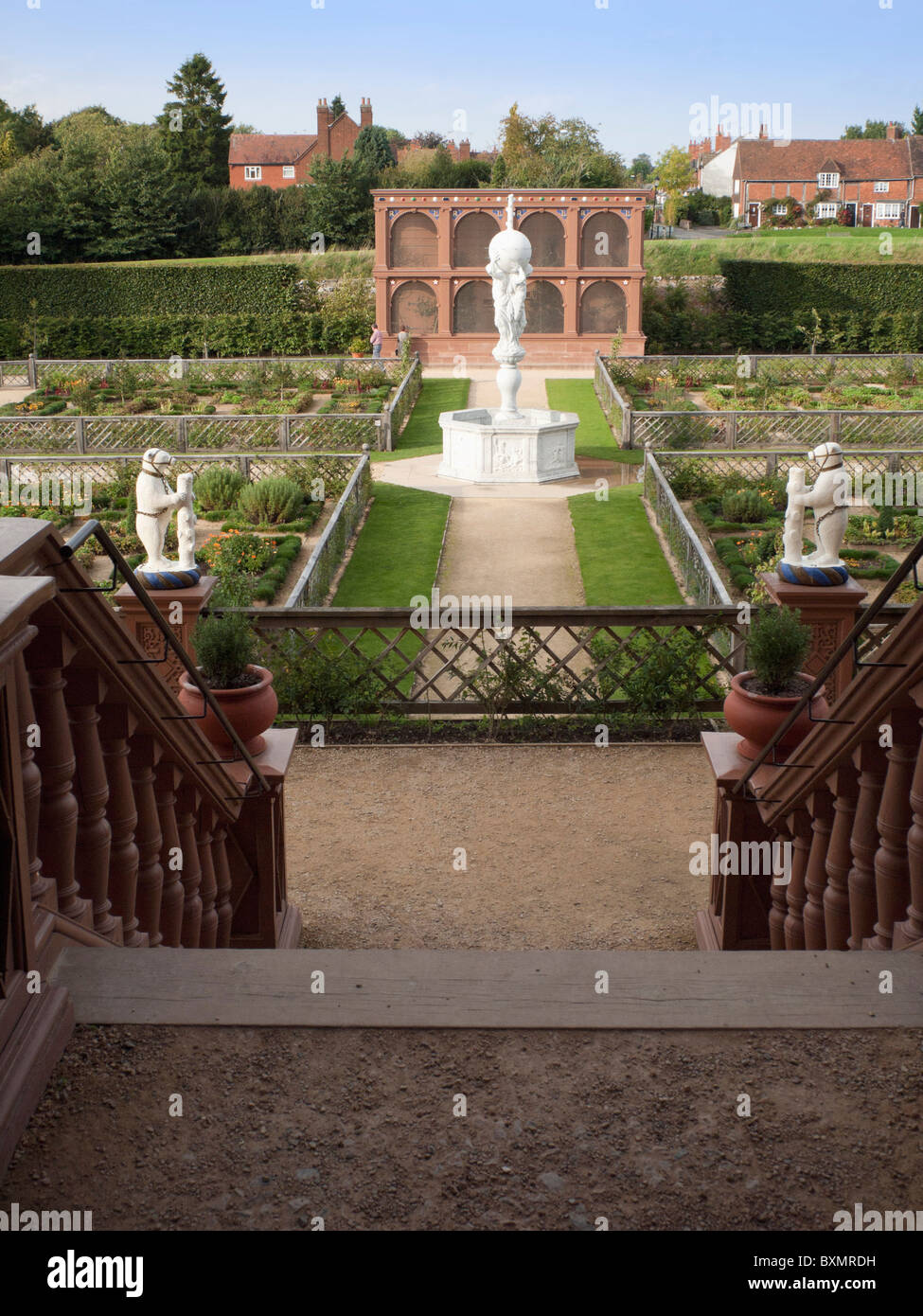 the elizabethan garden at kenilworth castle warwickshire the midlands ...