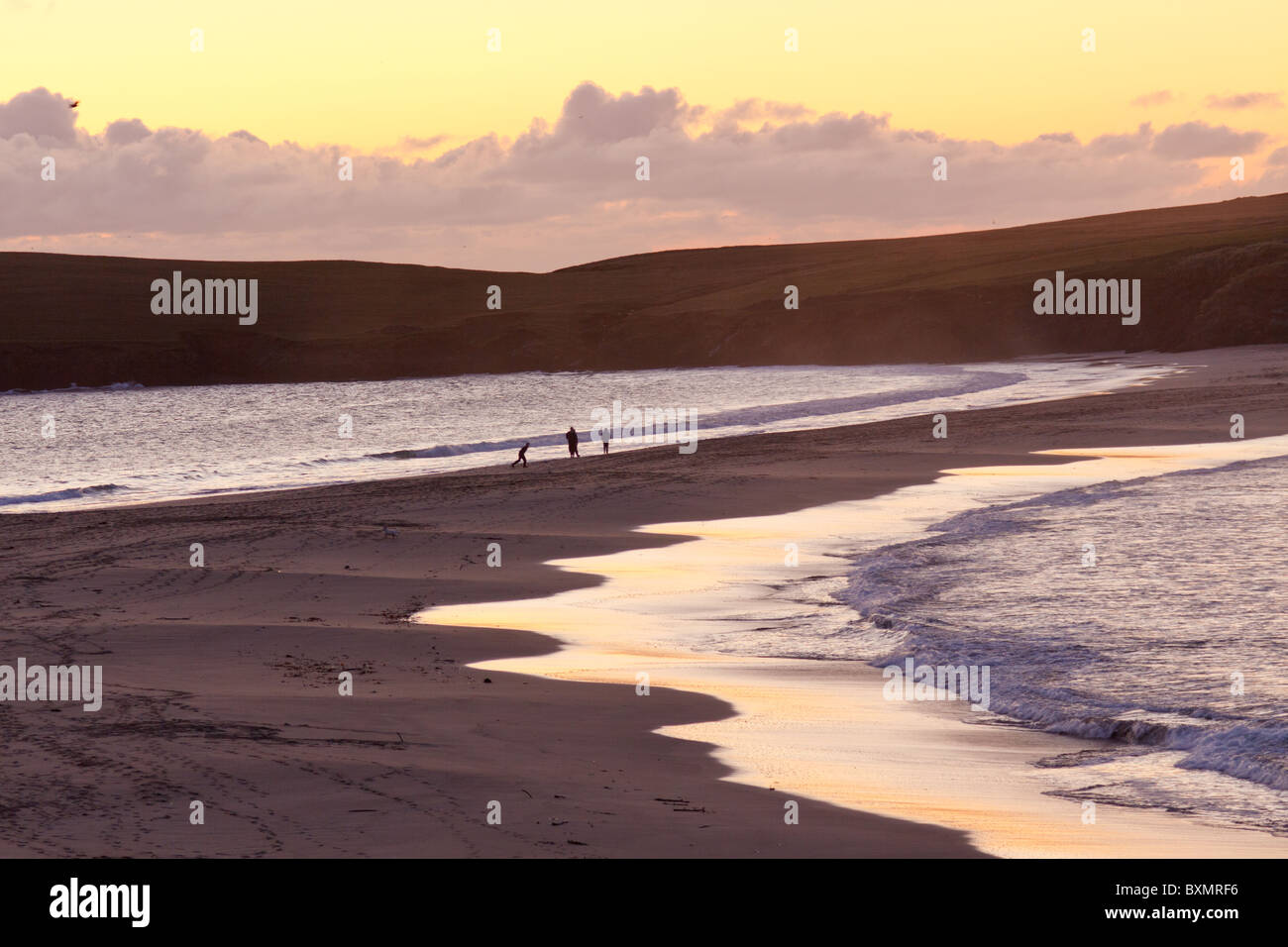 Tombolo by St Ninian's Isle of the Shetlands at dusk Stock Photo - Alamy