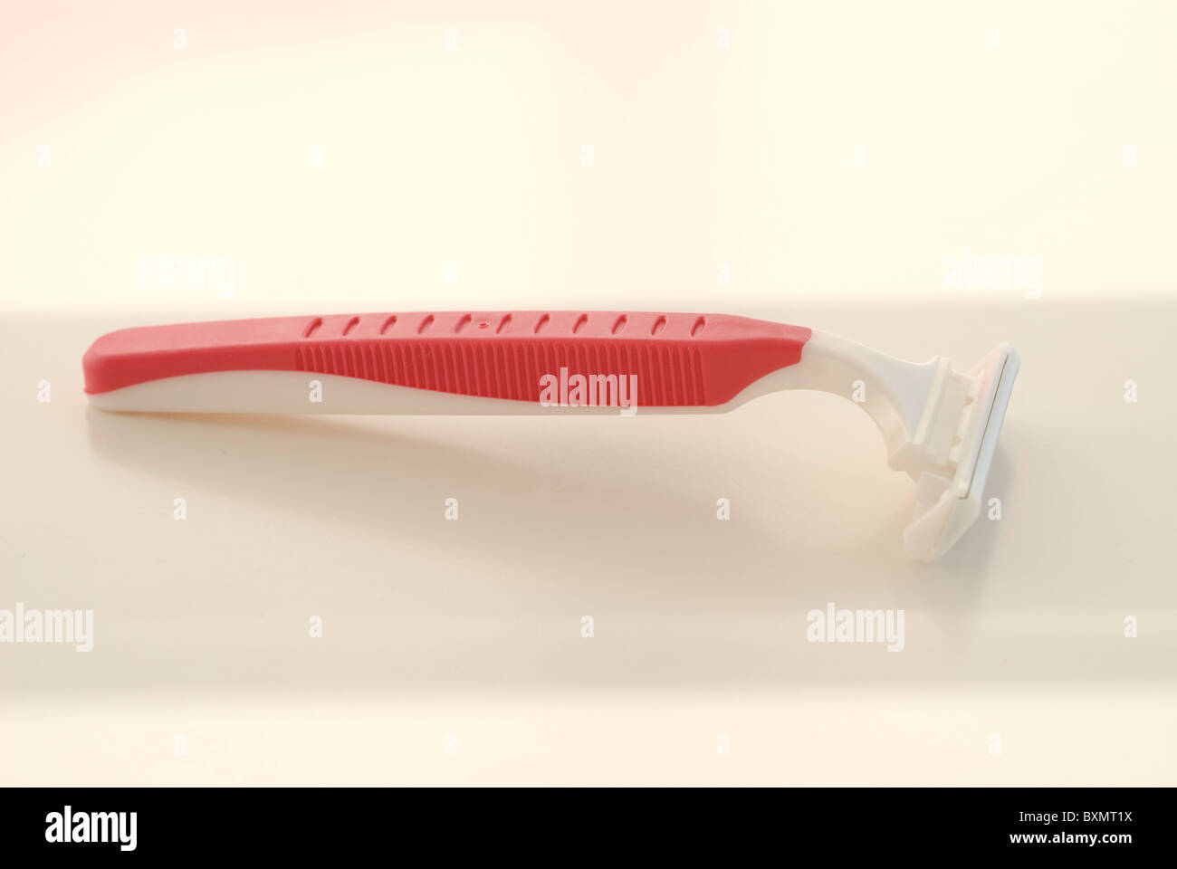 shaving razor pink Stock Photo - Alamy