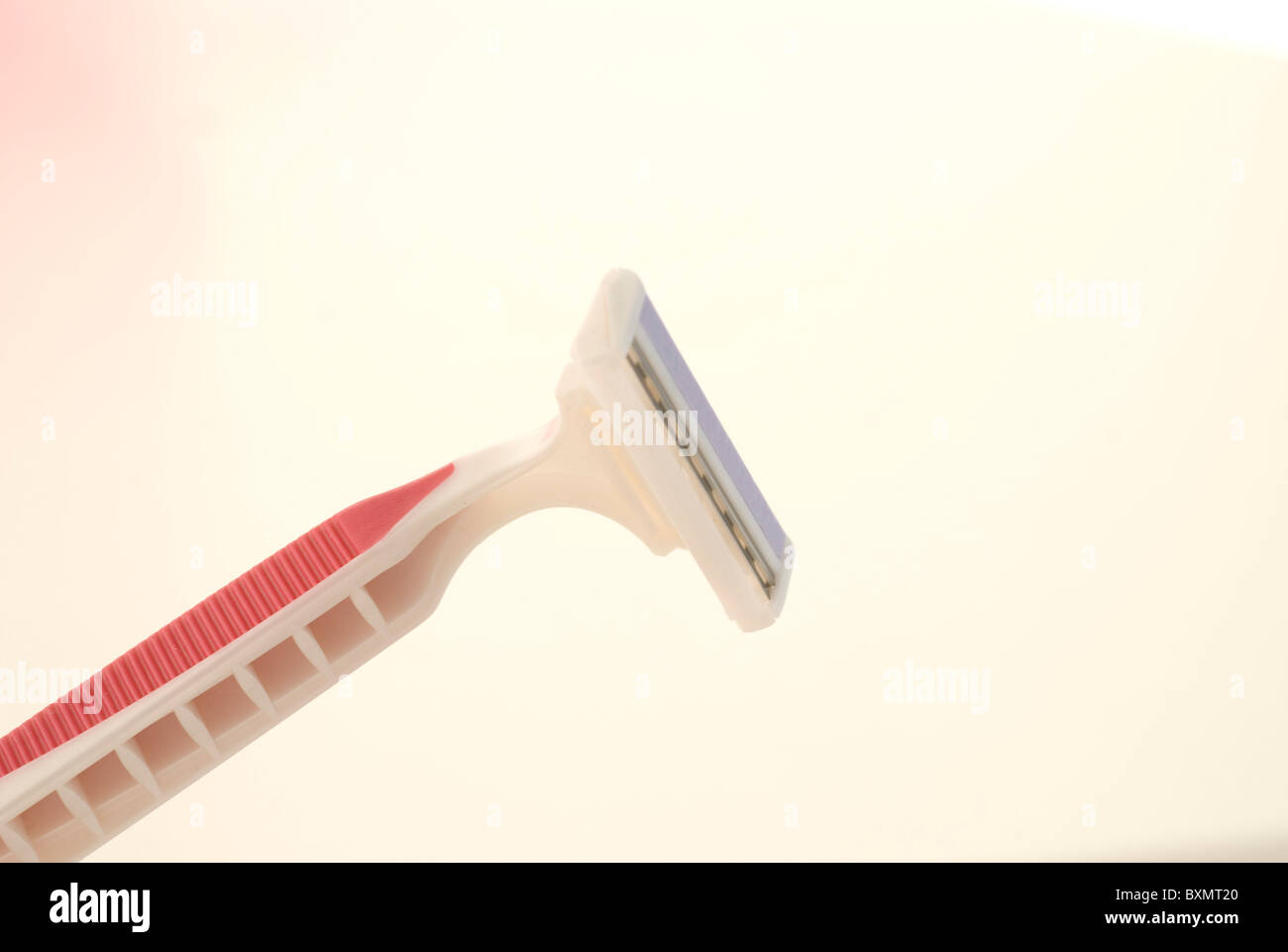 shaving razor pink Stock Photo - Alamy