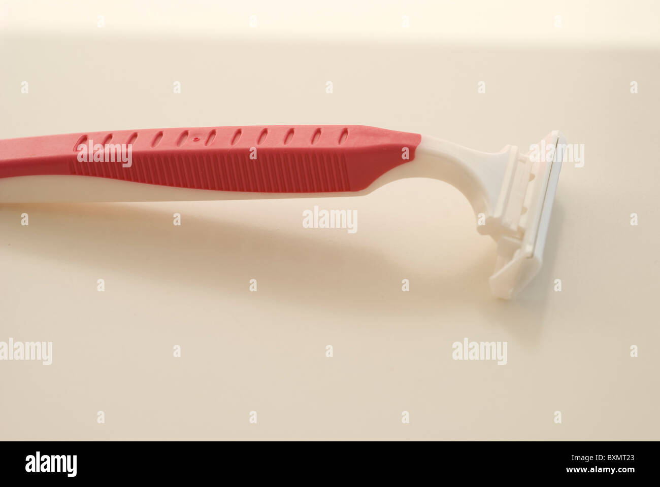 shaving razor pink Stock Photo - Alamy