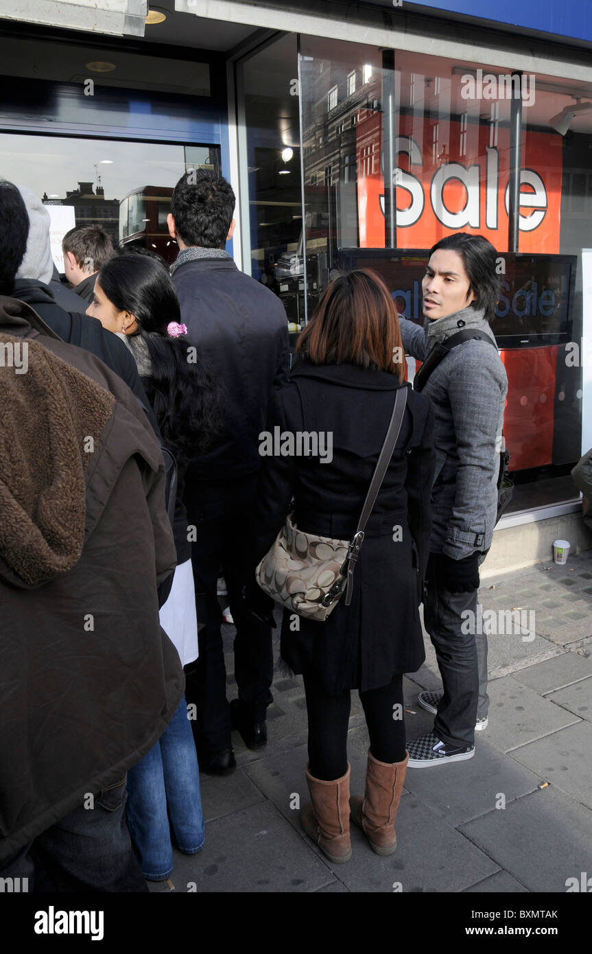 UK. SHOPPERS QUEUE FOR SALES OUTSIDE DEPARTMENT STORES IN OXFORD ST ...